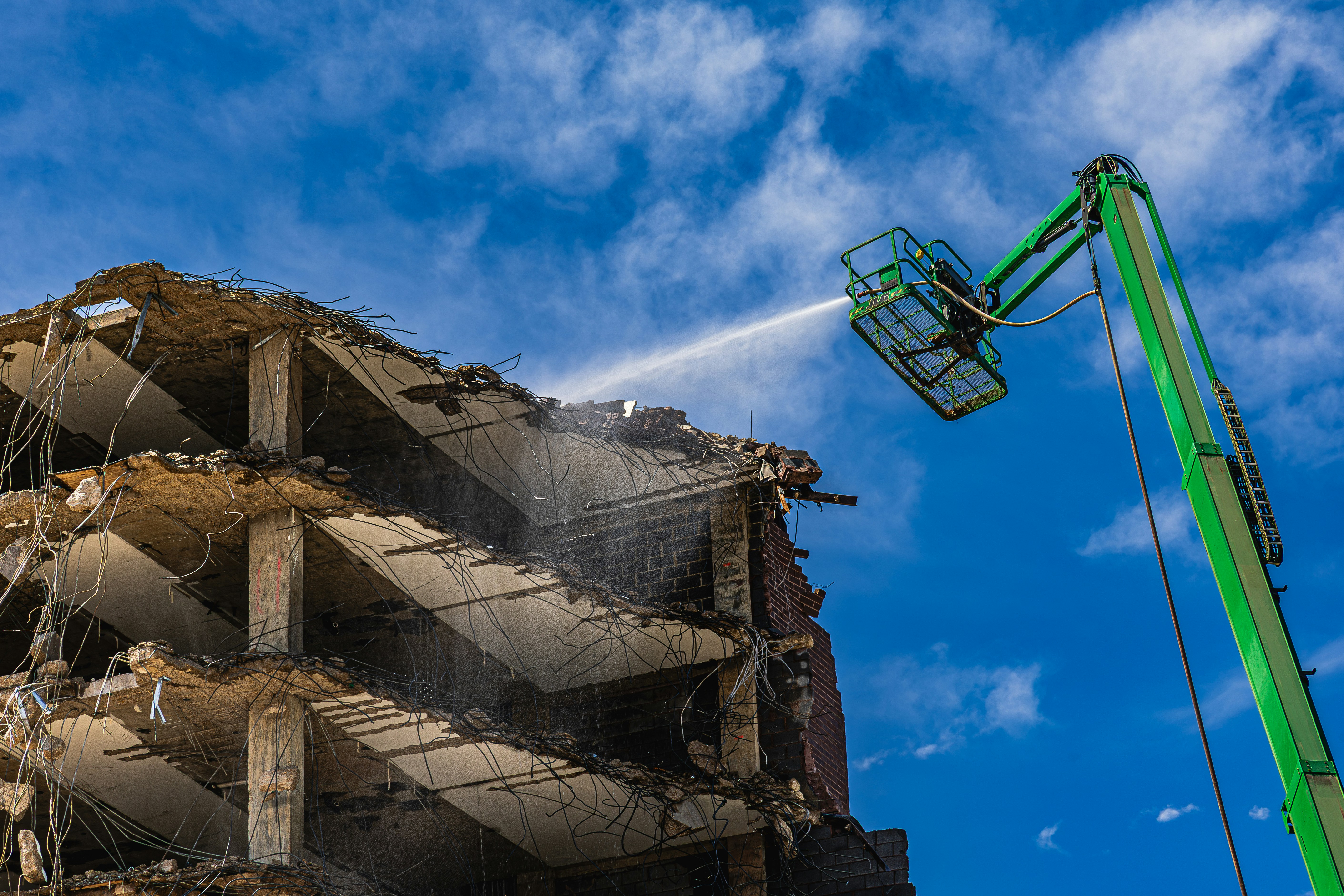 Hydraulic Crane Tackles a Crumbling Façade