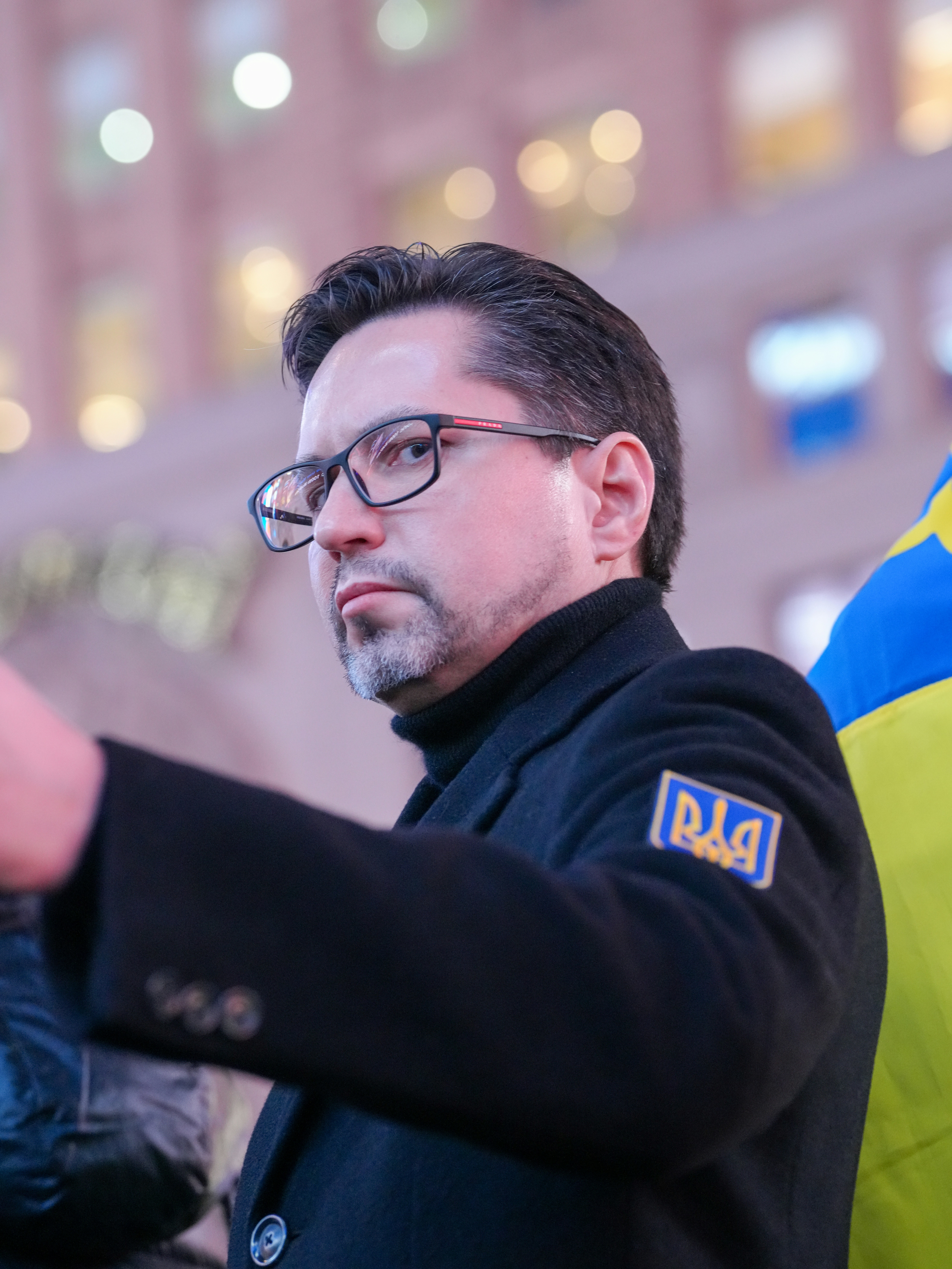 Portrait in Focus: A Moment of Quiet Confidence Against the City Backdrop