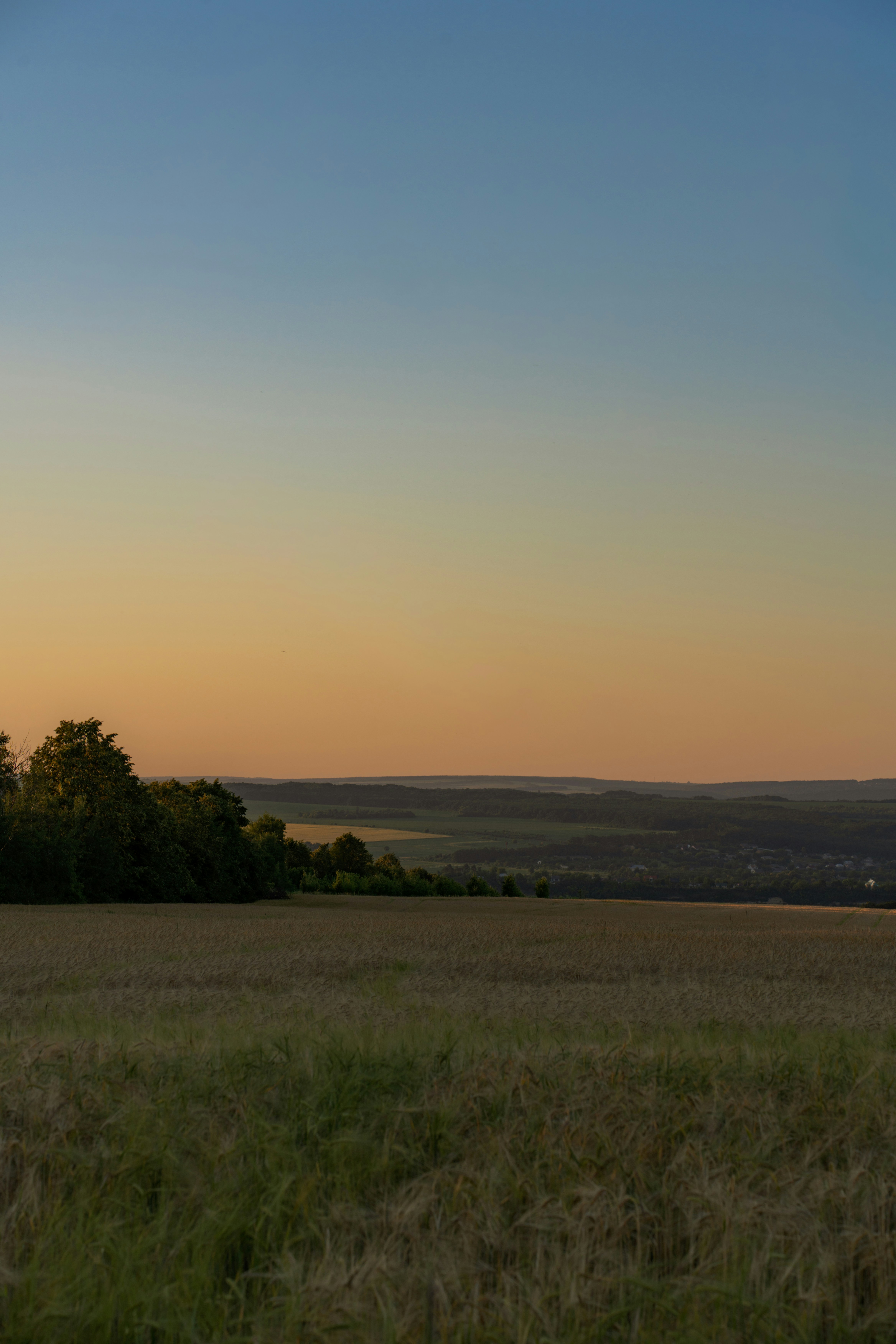 Horizon Glow Over Quiet Plains at Dusk