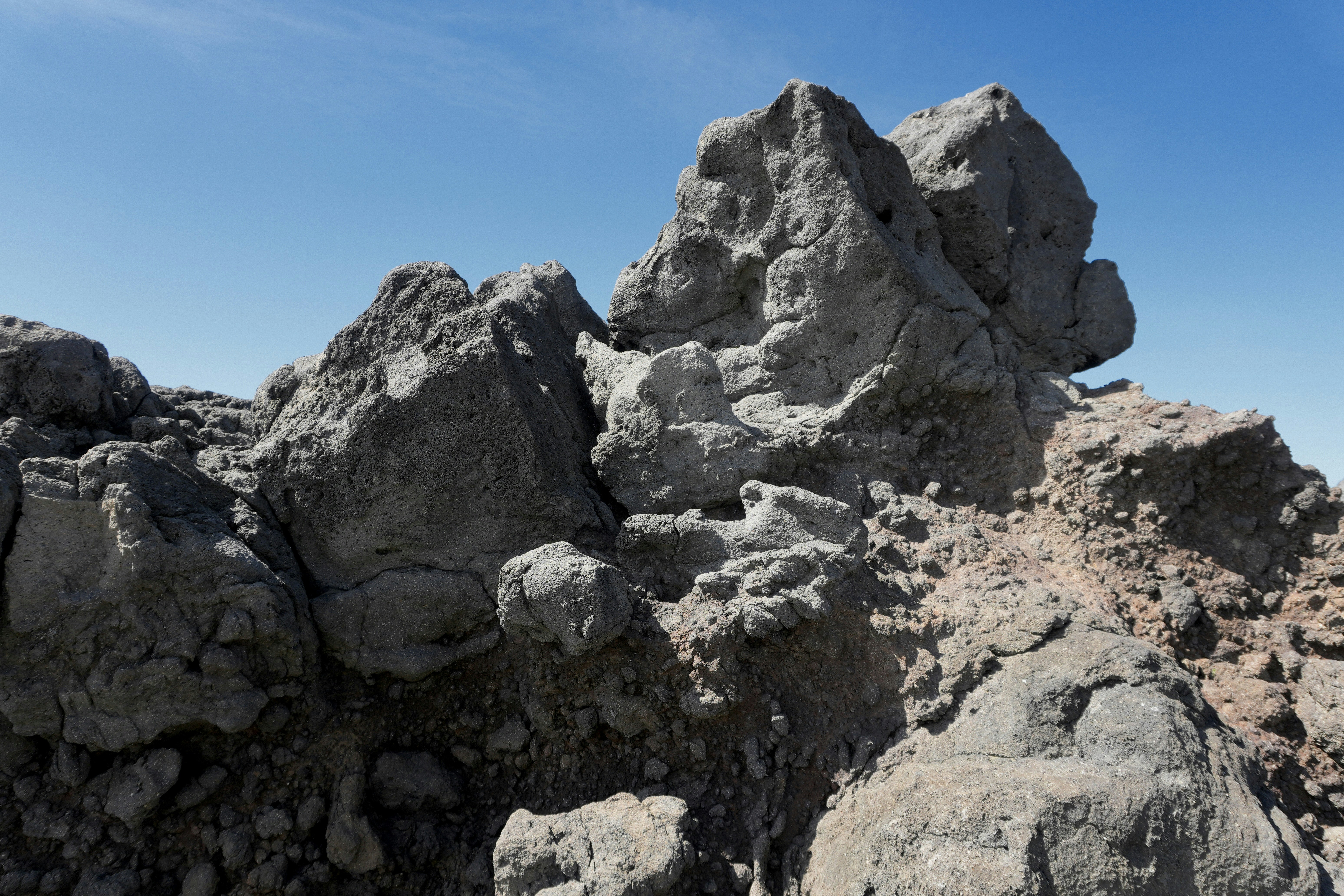 Crag Crown under a Clear Blue: A Quiet Alpine Outcrop