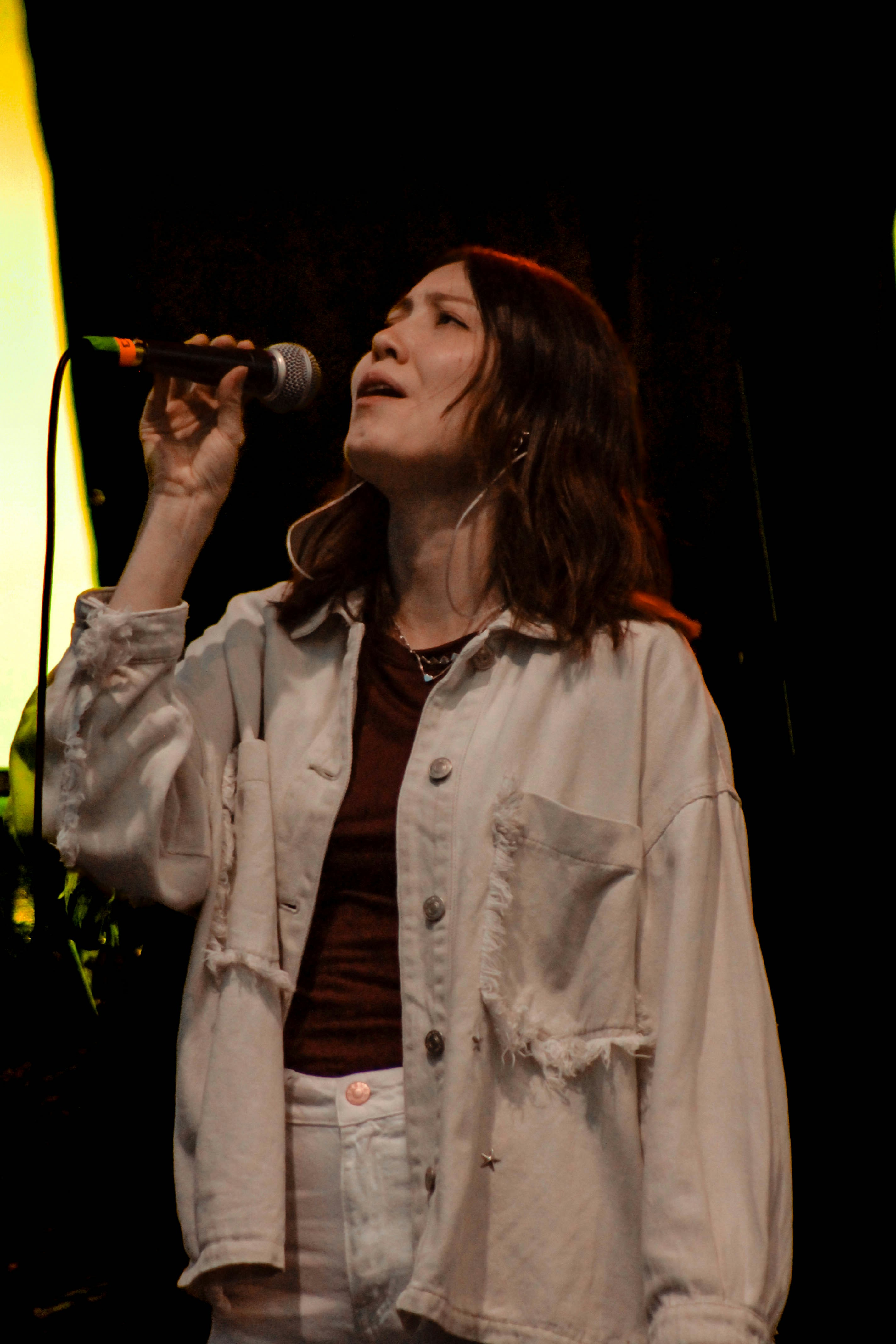 Midnight Mic: A soulful croon under warm stage glow