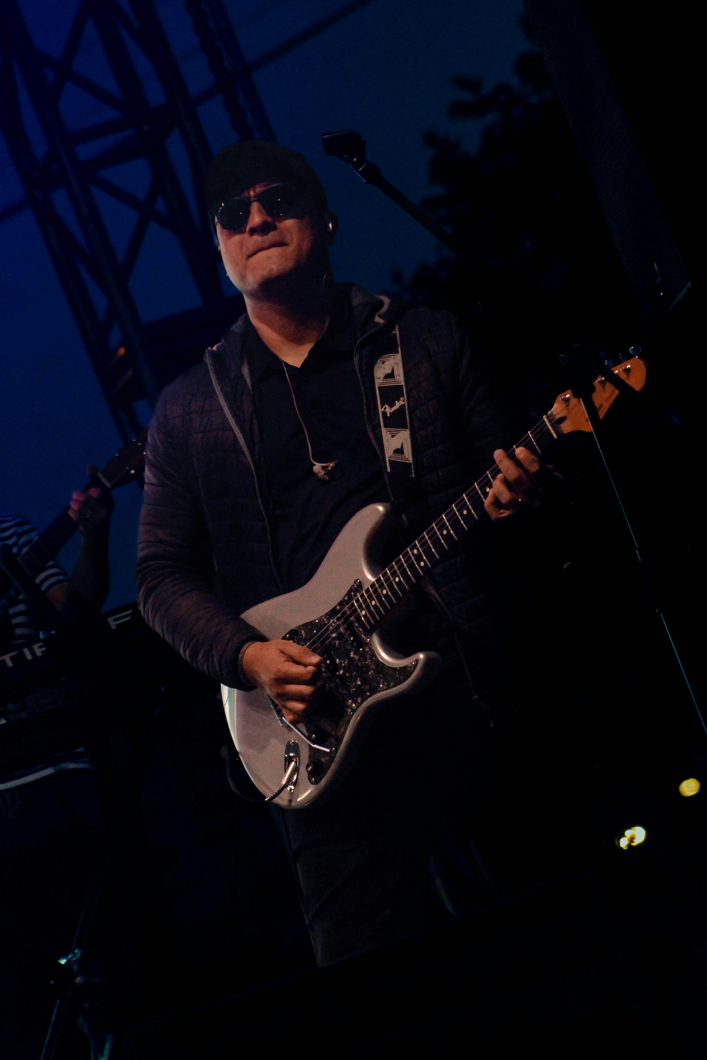 Midnight Strings: The Guitarist Understage Glow