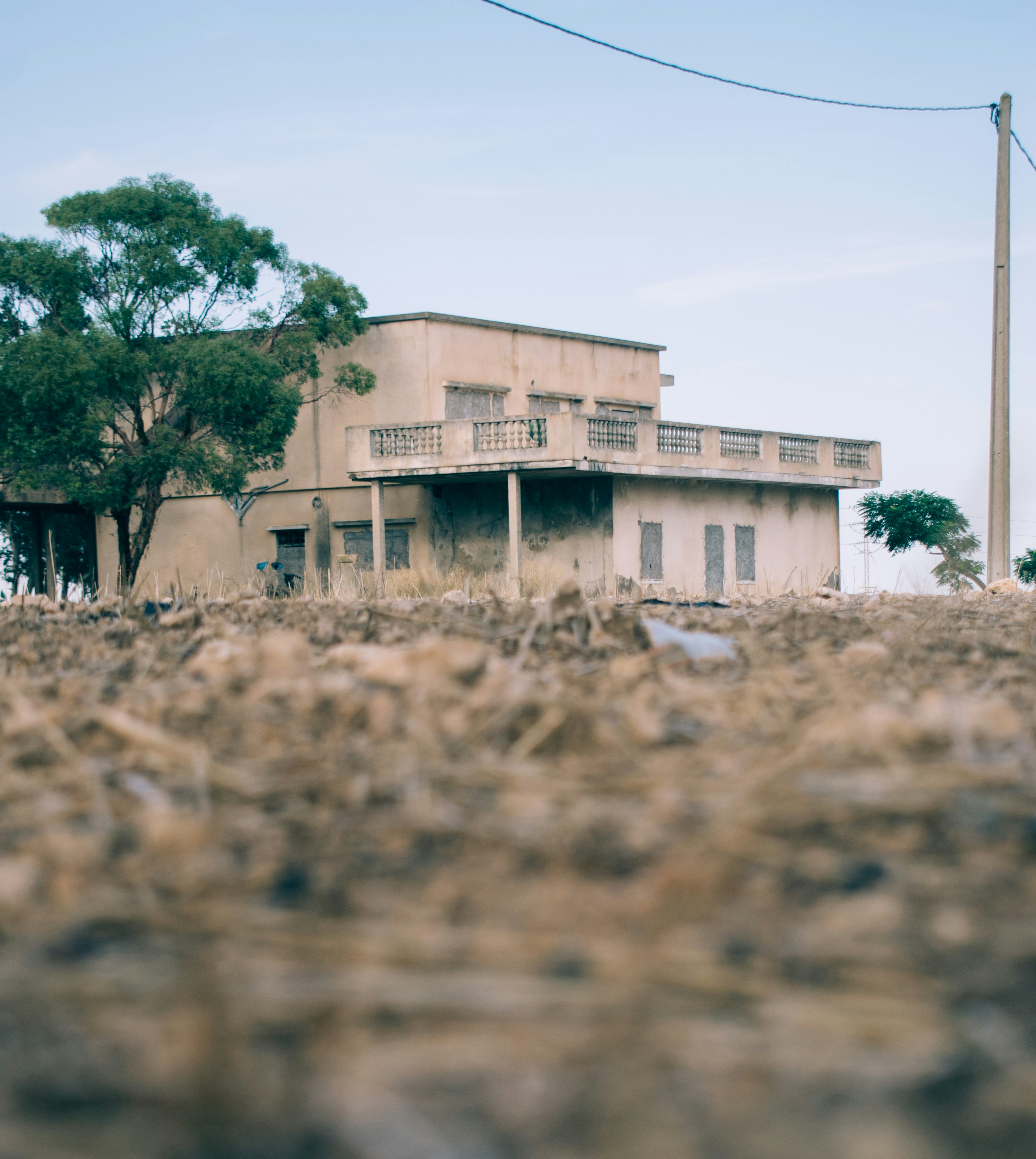 Deserted Villa on the Ridge: A Quiet Facade Amidst Earth and Sky