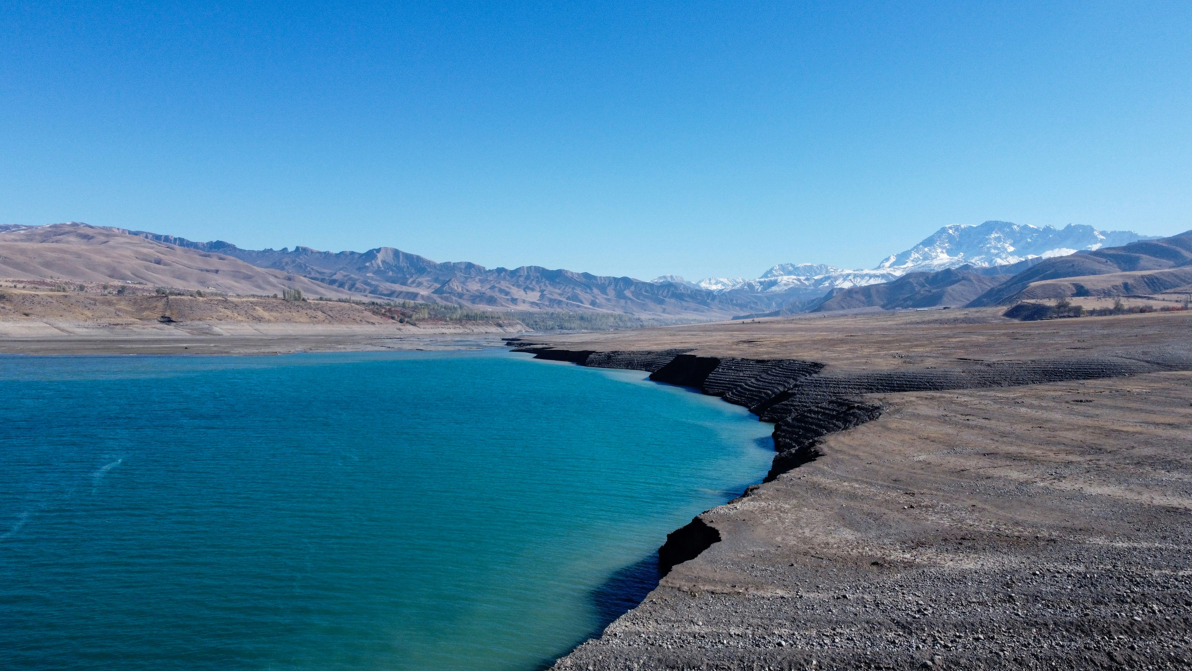 Azure Inlet: A Quiet Lacustrine Edge Beneath Snow-dusted Peaks