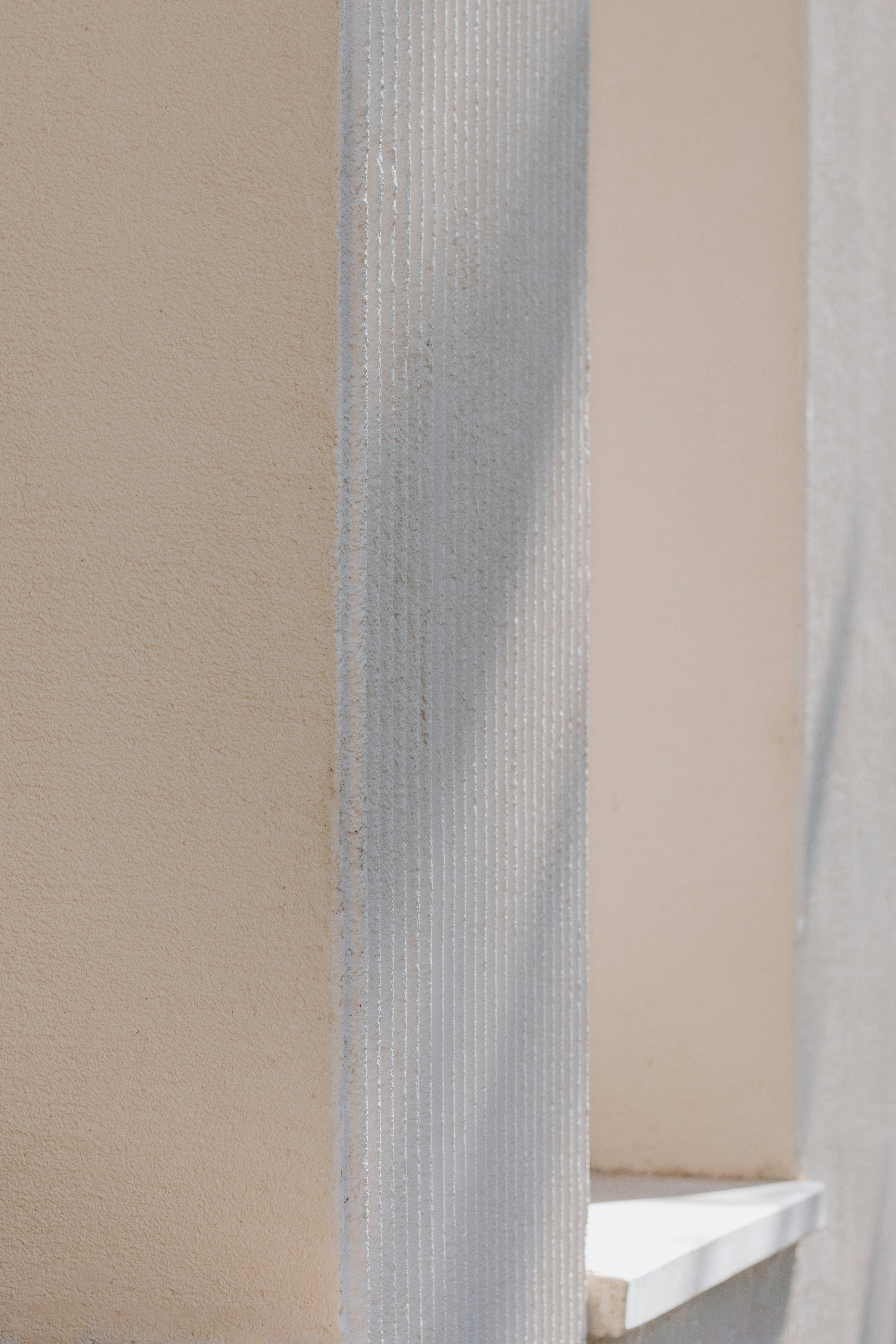 Vertical Concrete Veil: A Narrow Architectural Detail
