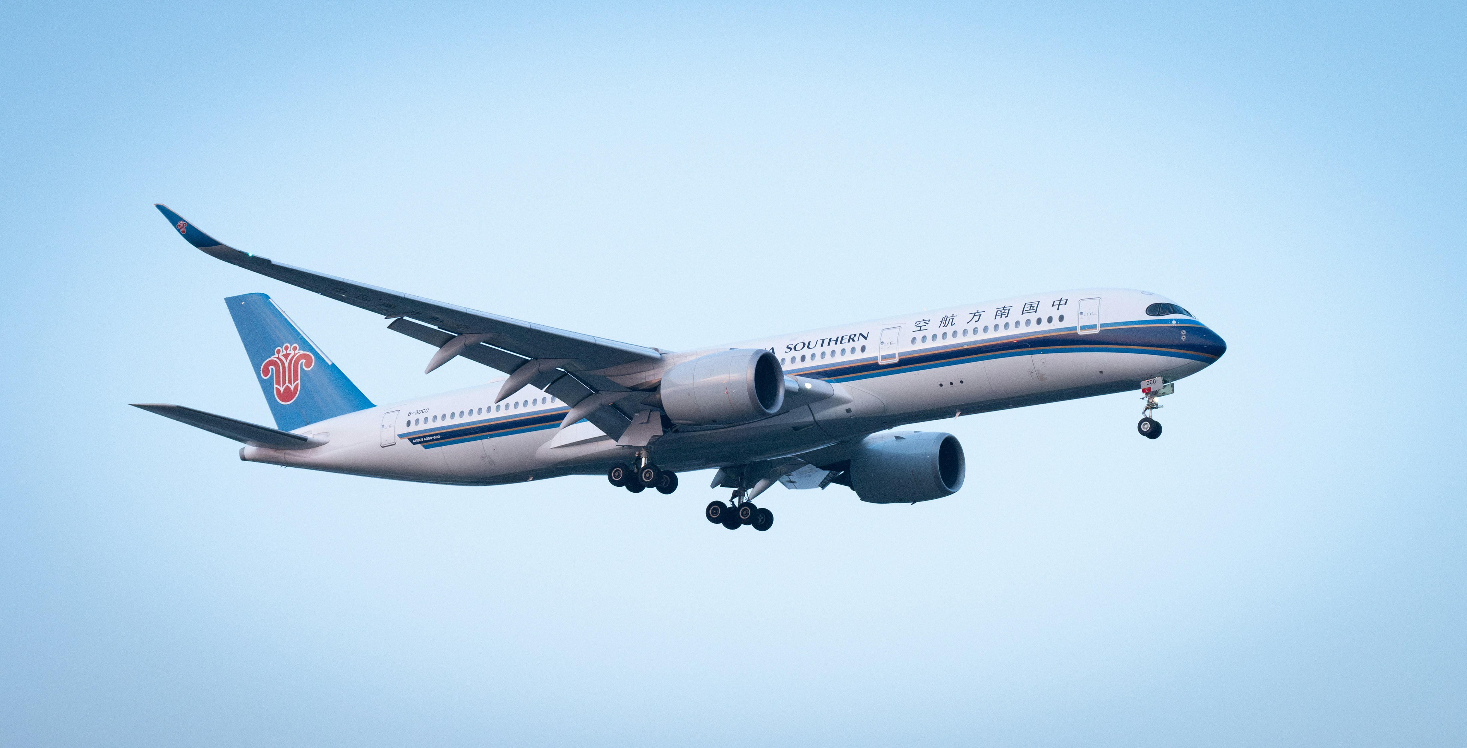 Winged Silk: A China Eastern jet glides into the blue