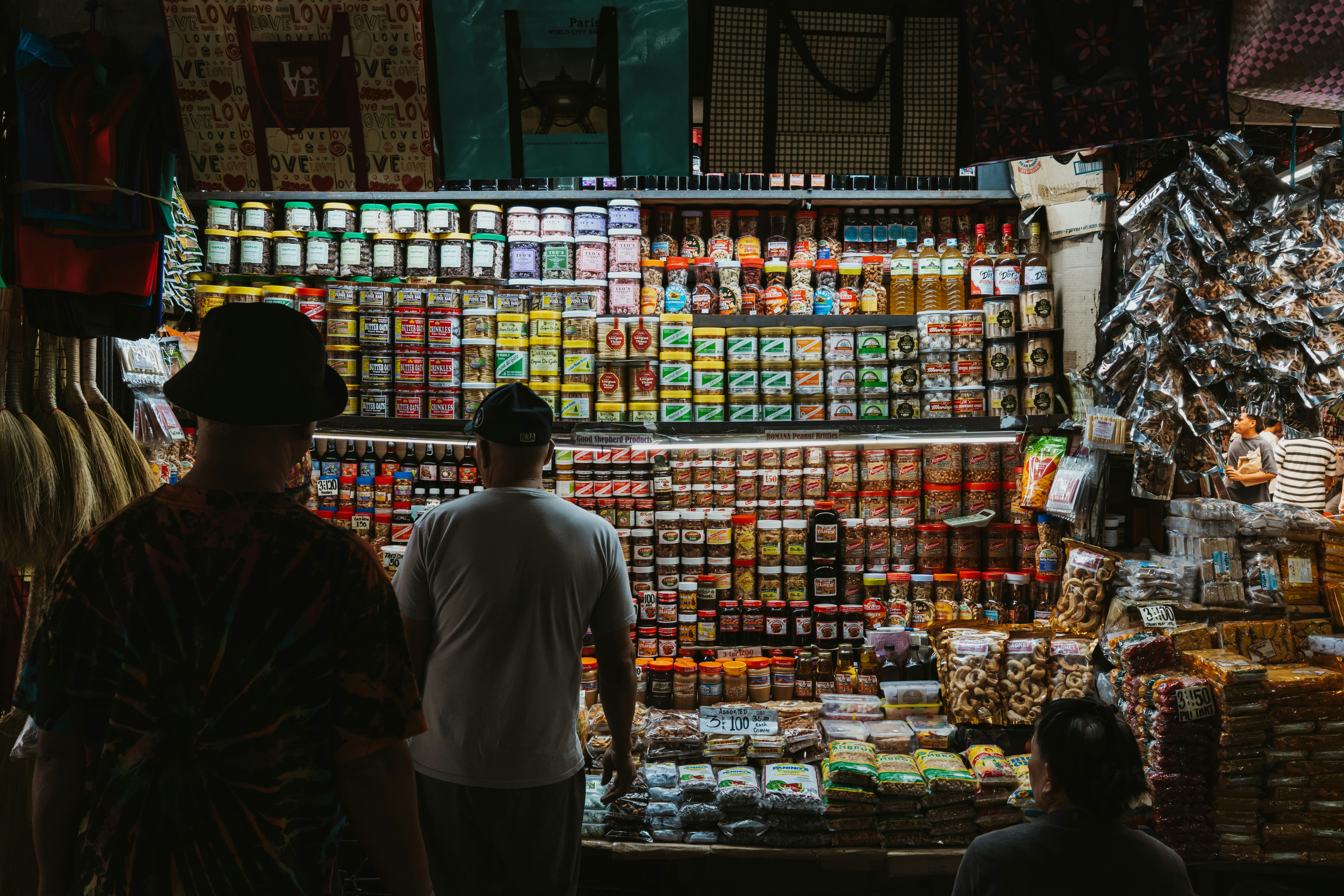 Silk and Snack Aisle: Quiet Demand under Neon Glow