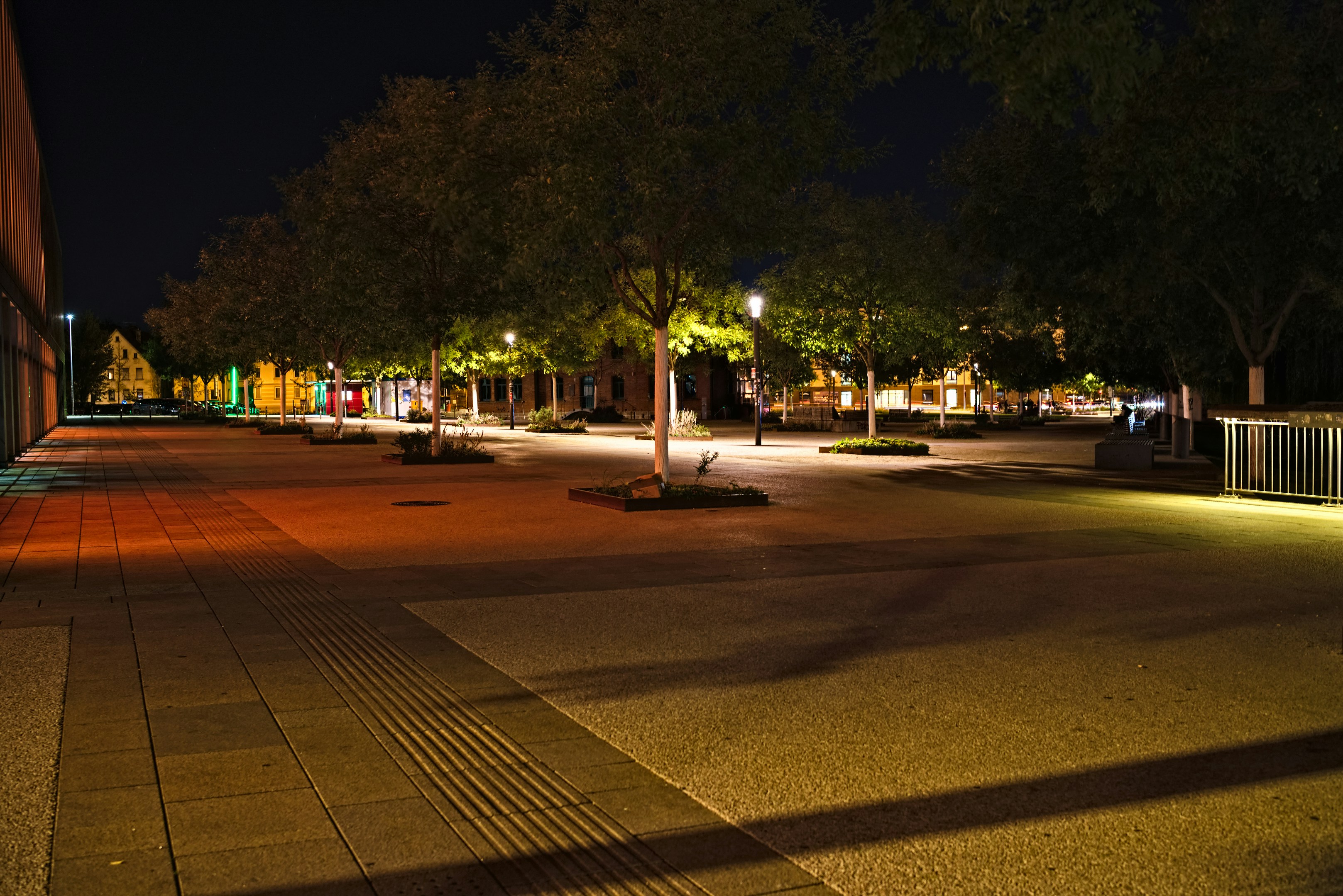 Quiet Nightfall in a Lantern-lit Plaza