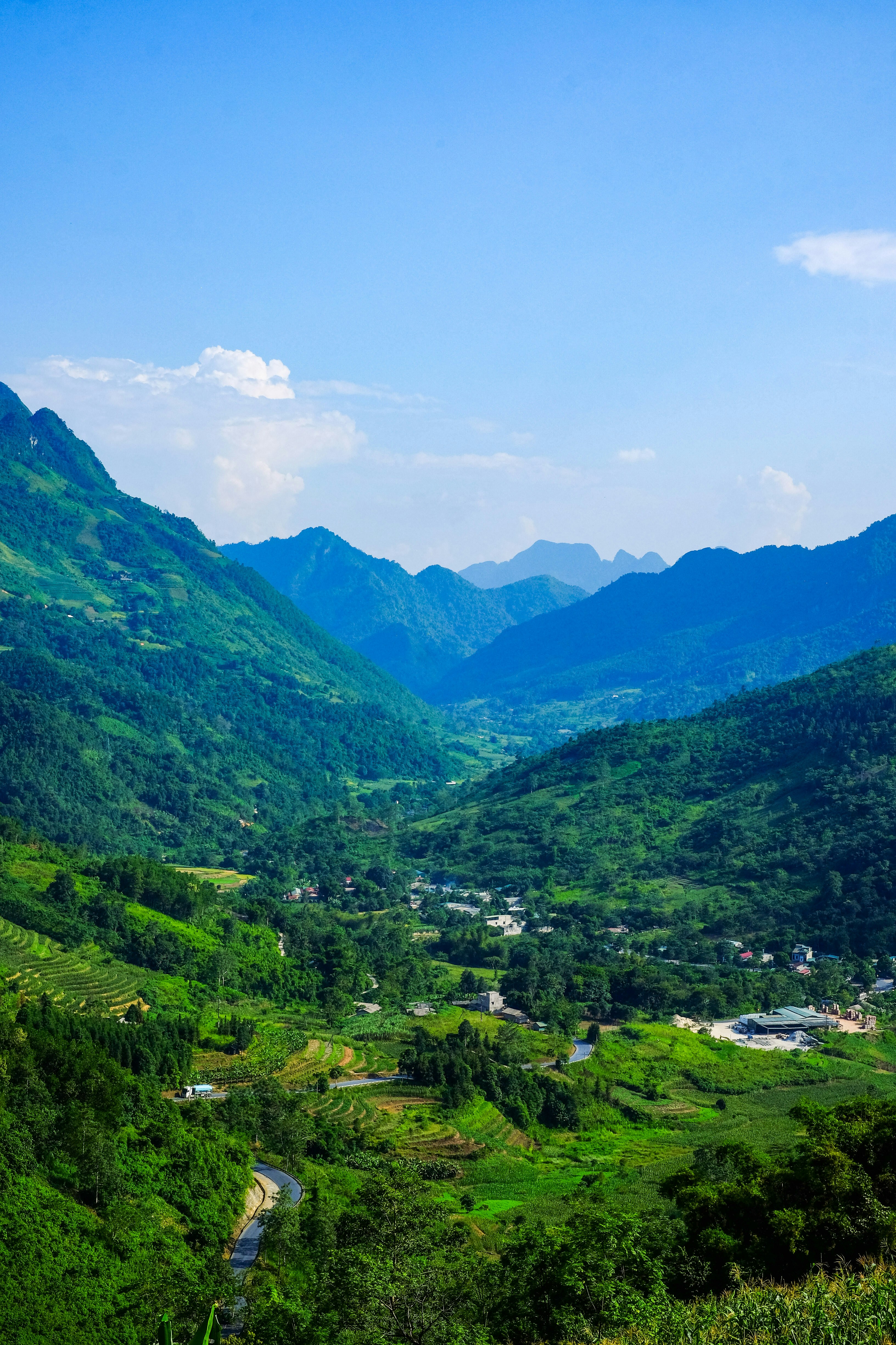 Valley Staircase: A Verdant Corridor Between Mountain Ridges