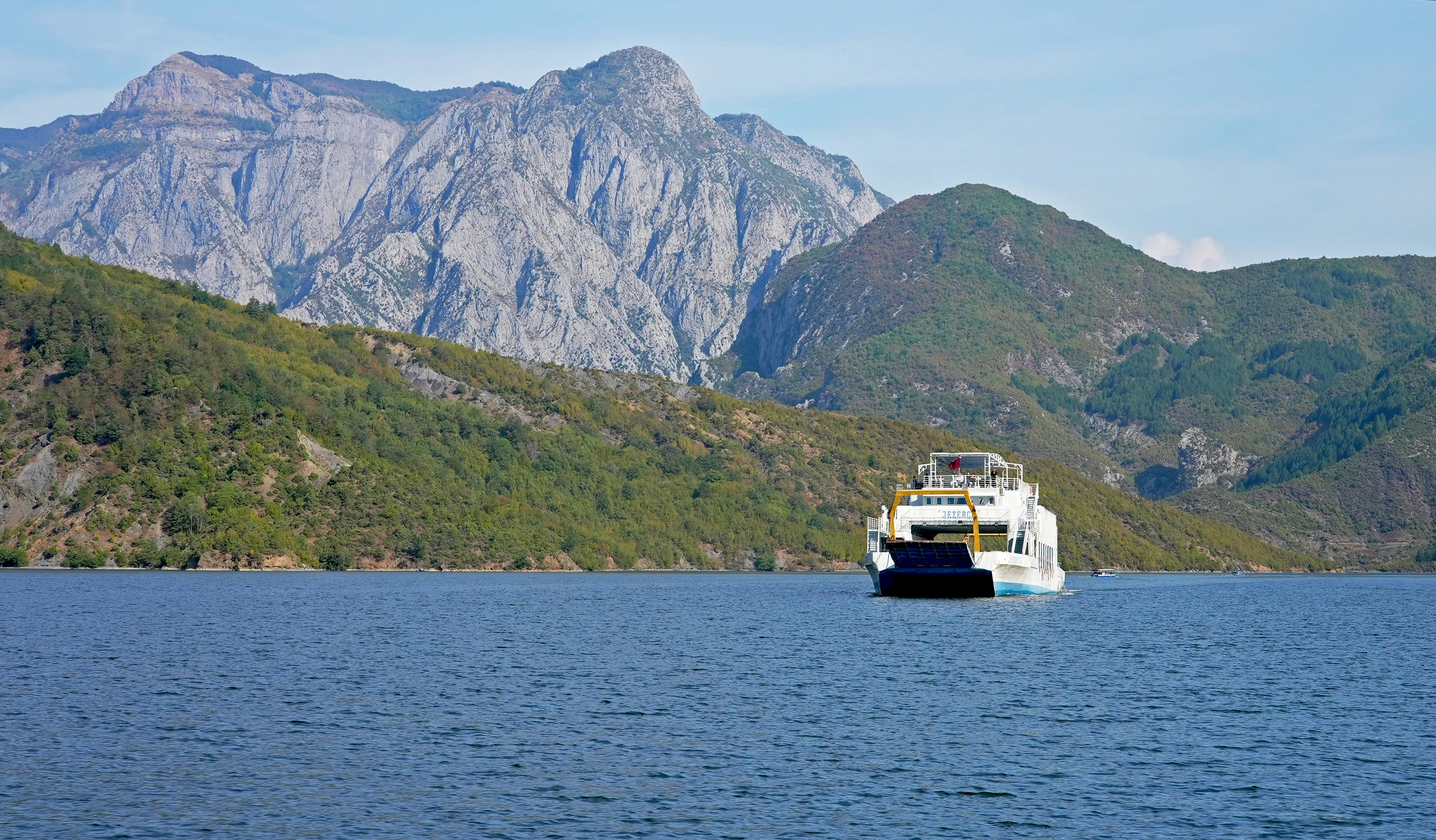 La traversée en ferry du lac de Koman, en Albanie. Un itinéraire pittoresque vers la vallée de Valbona.