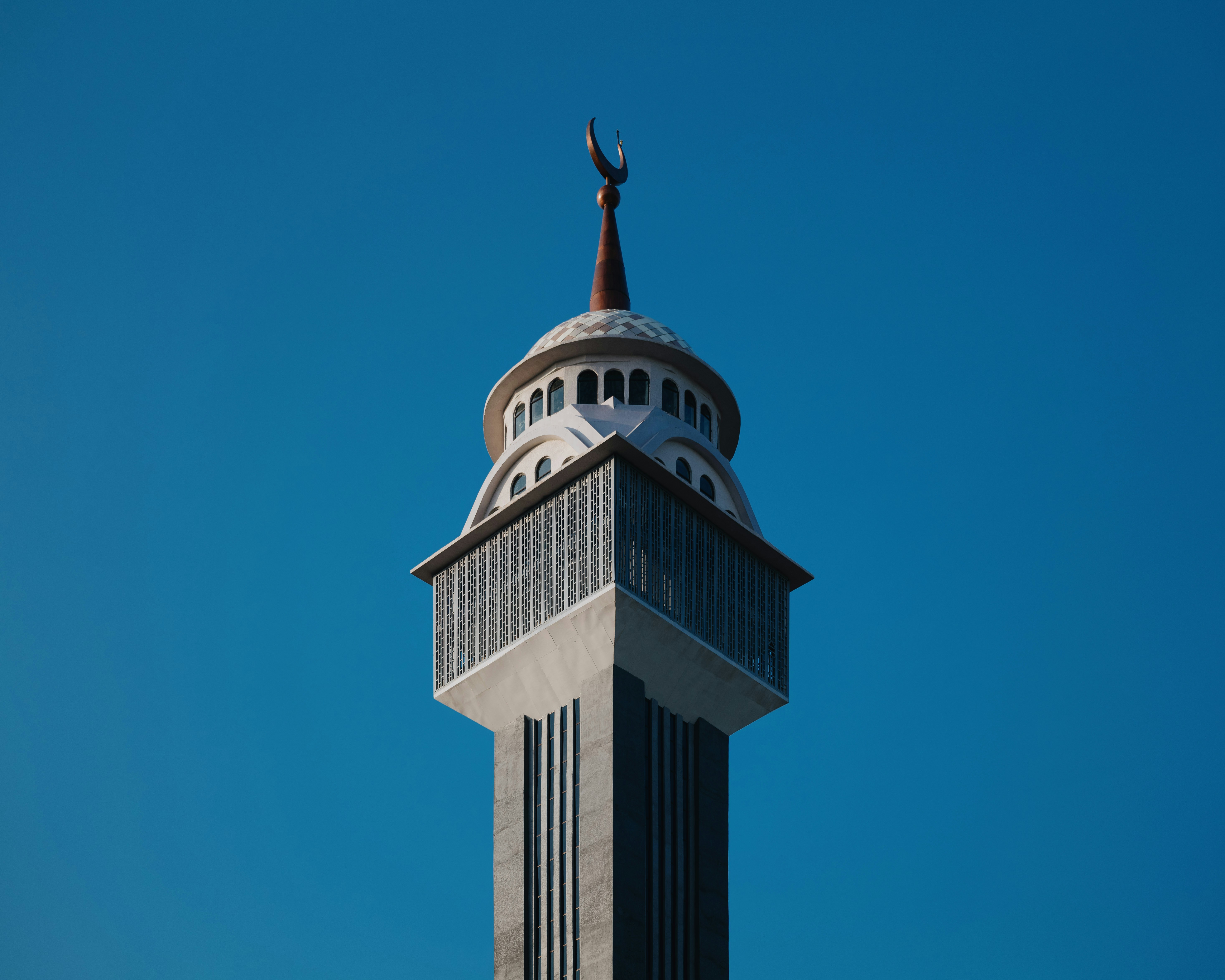 Crowning Spire: A Modern Minaret Reaching the Sky
