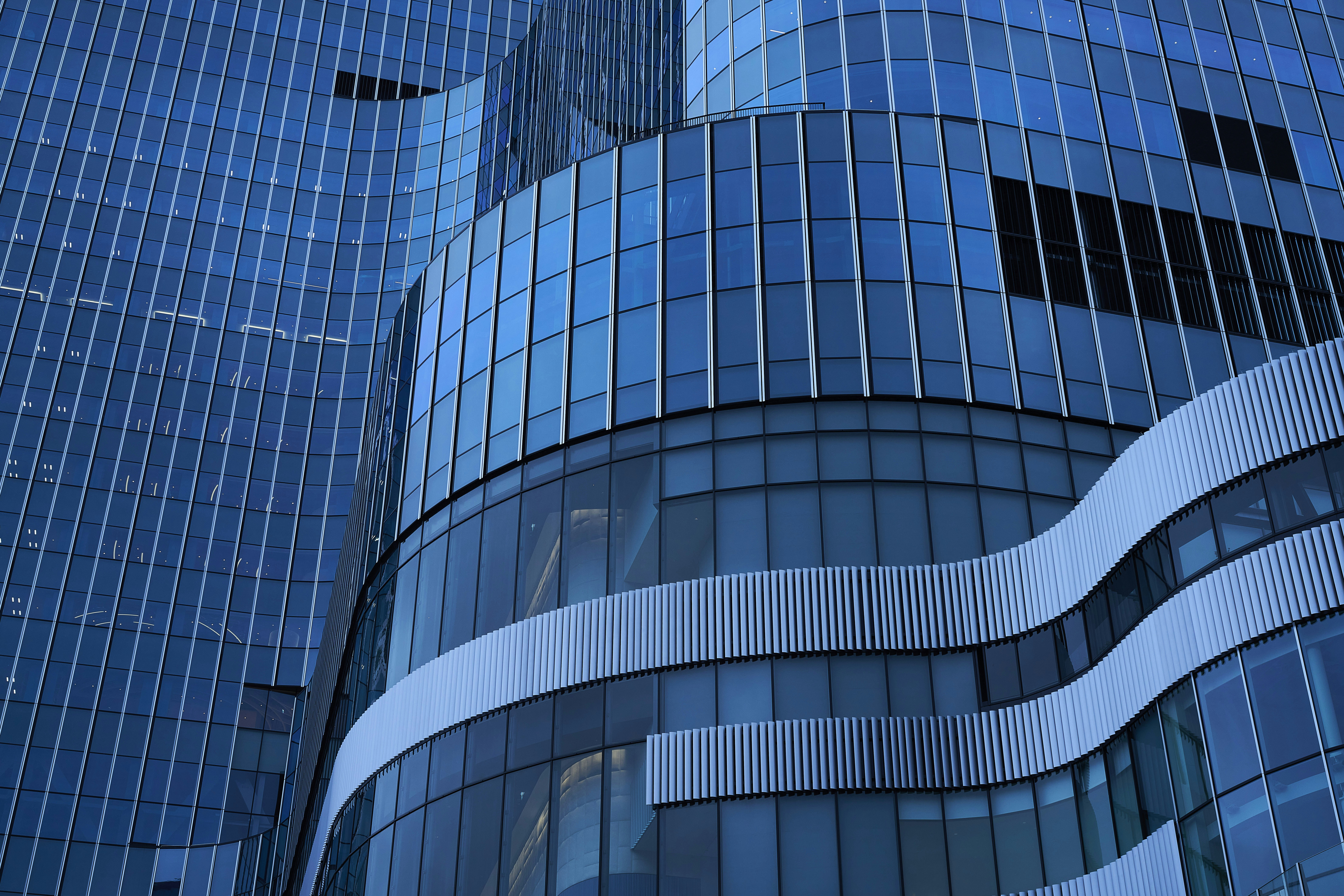 Coastal Waves of Glass: A Curved Facade in Blue