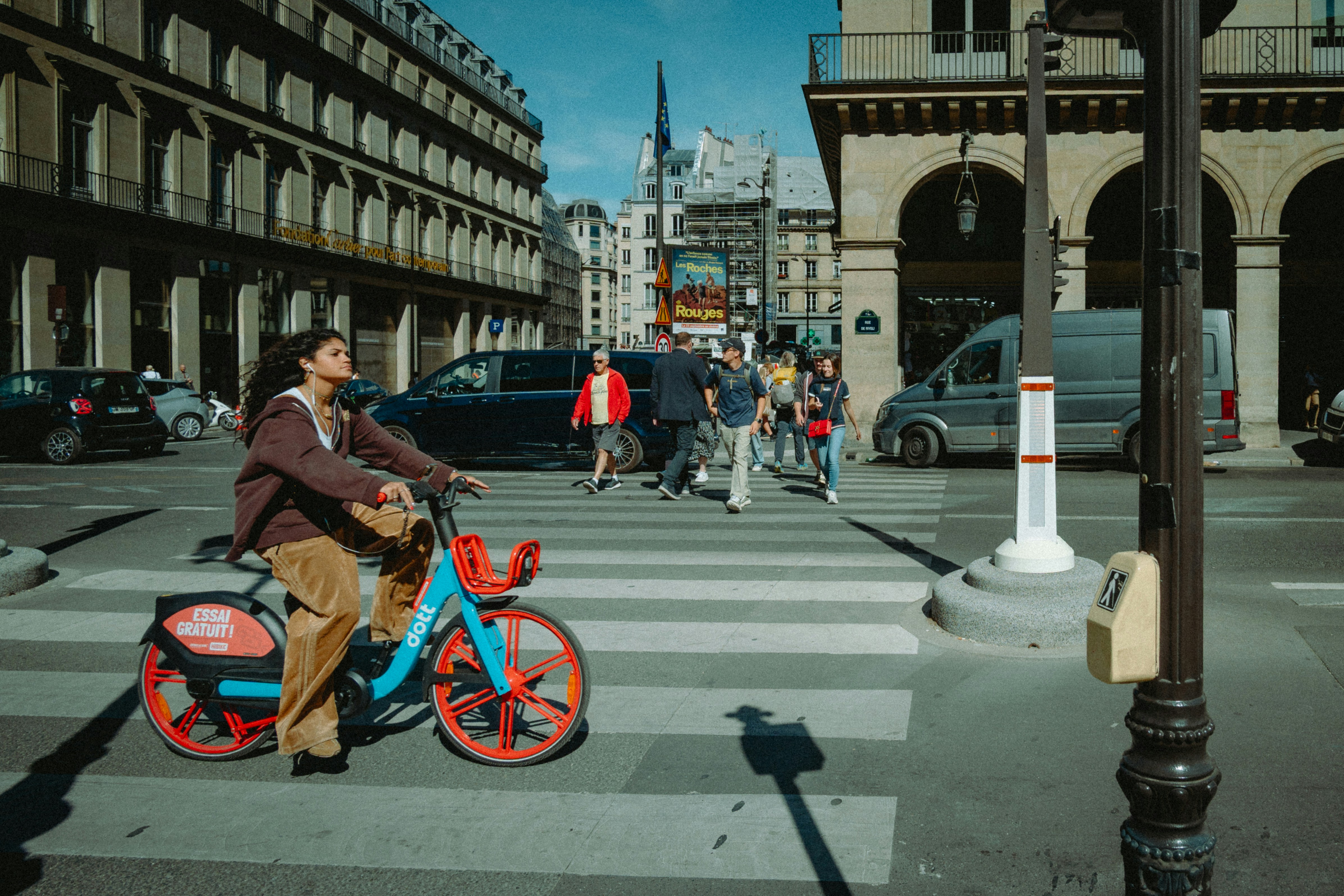 Crosswalk Pulse: A Quiet City Moment with a Courier Bike