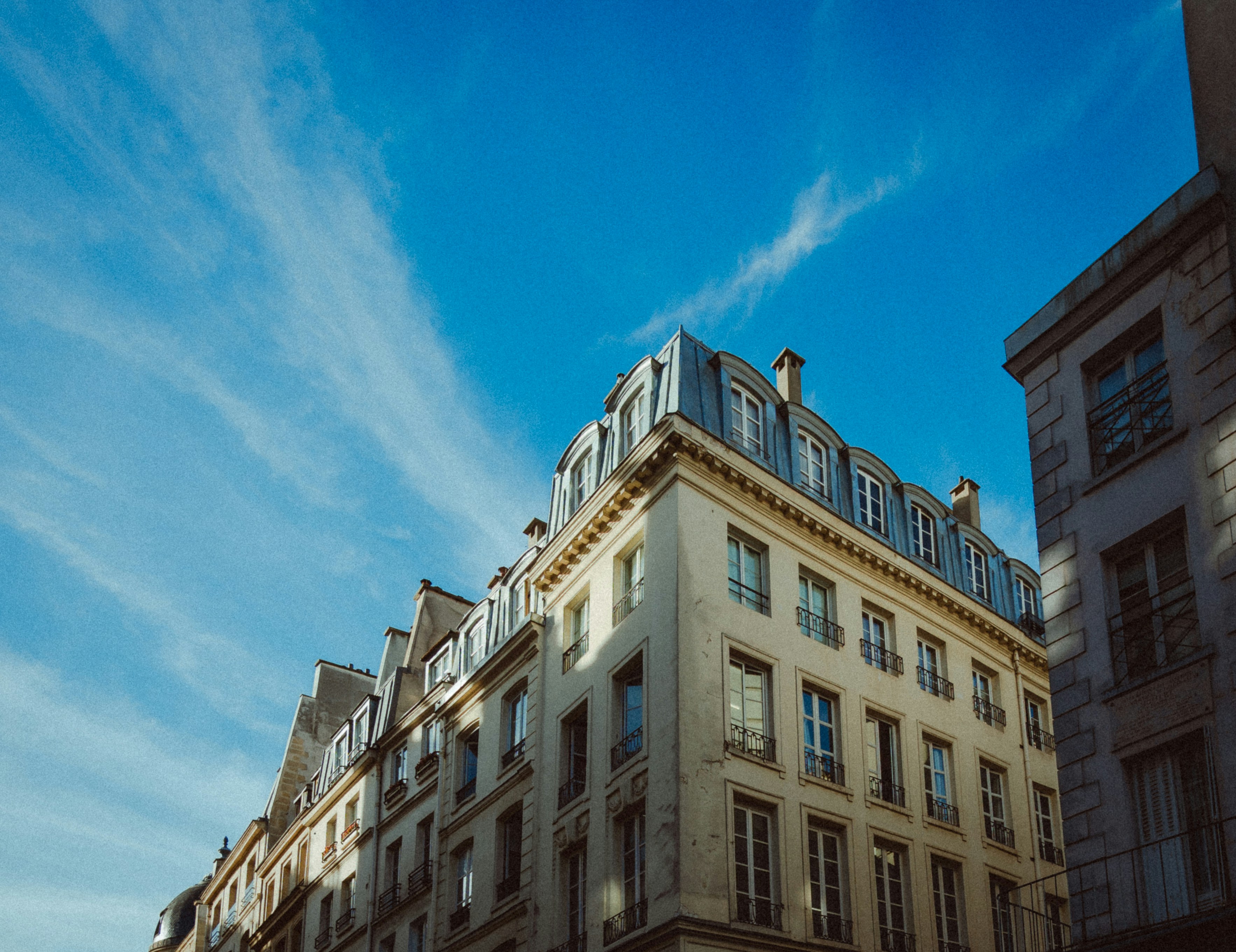 Urban Rooftop Crest: A Sunlit Facade Under a Bright Sky