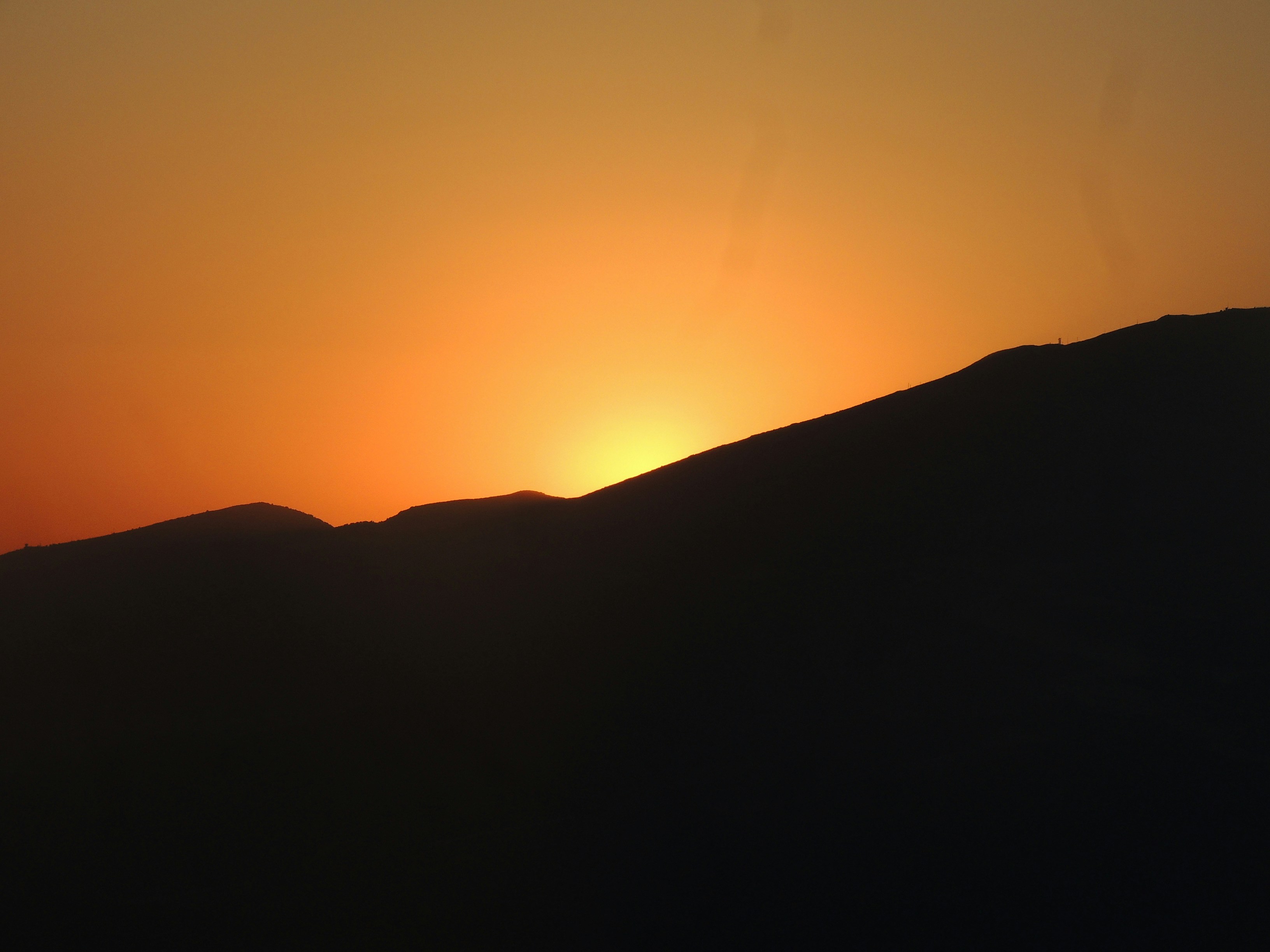 Silhouetted Ridge at Dusk: A Quiet Desert Horizon