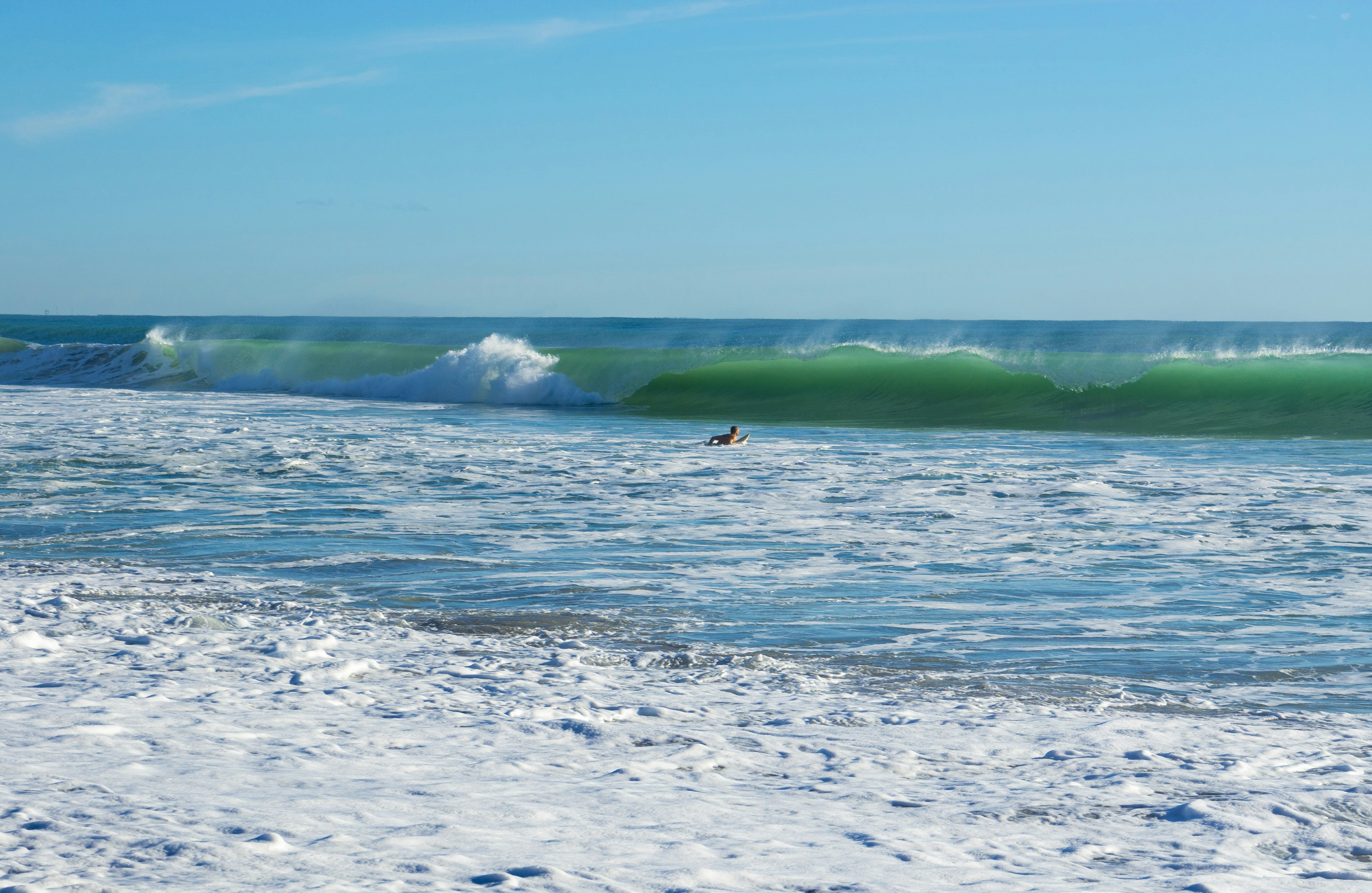 Green Crest in a Quiet Atlantic Moment