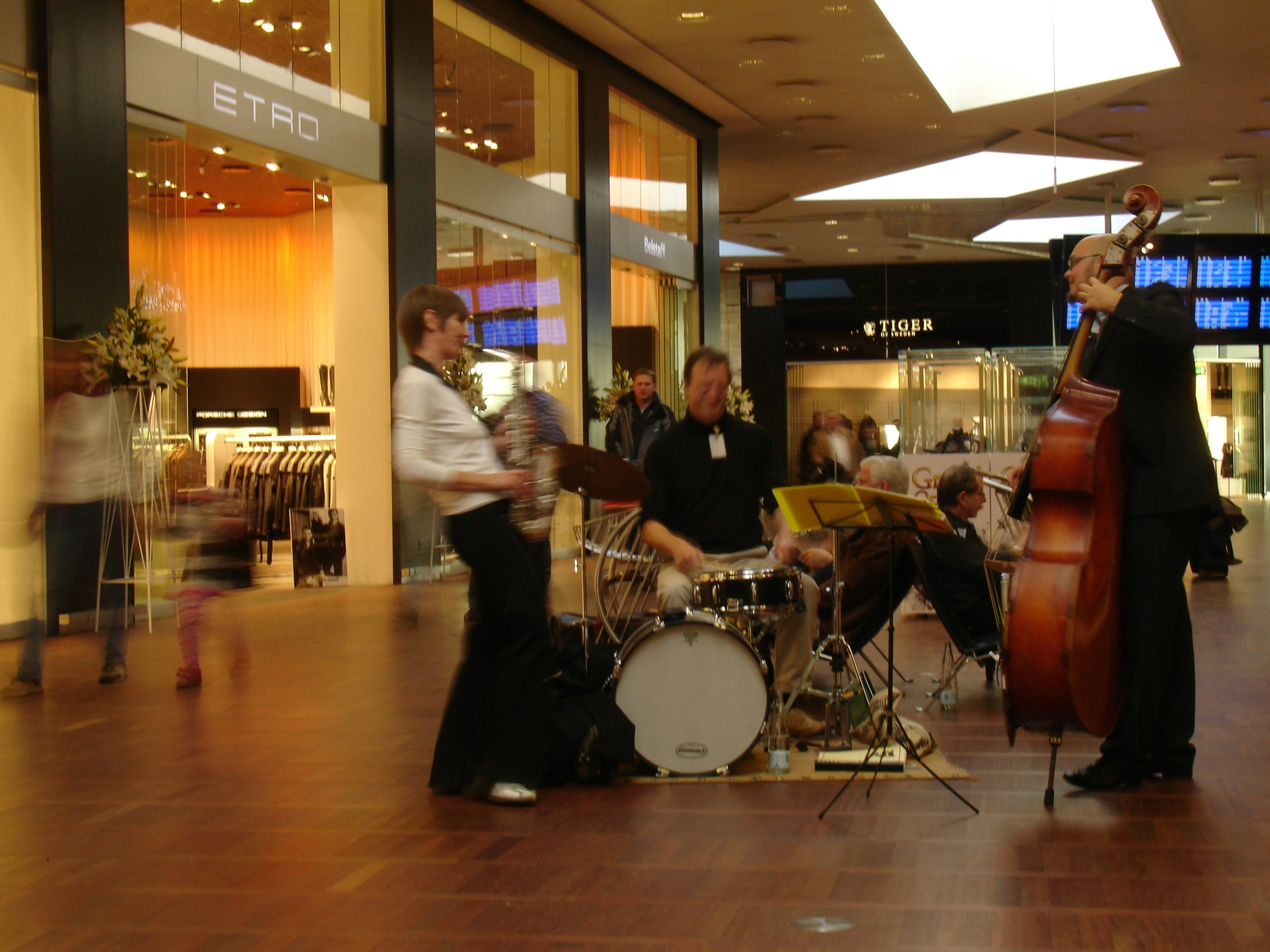 Jazz in the Atrium: Street Quartet Anchors a Shopfront Stage