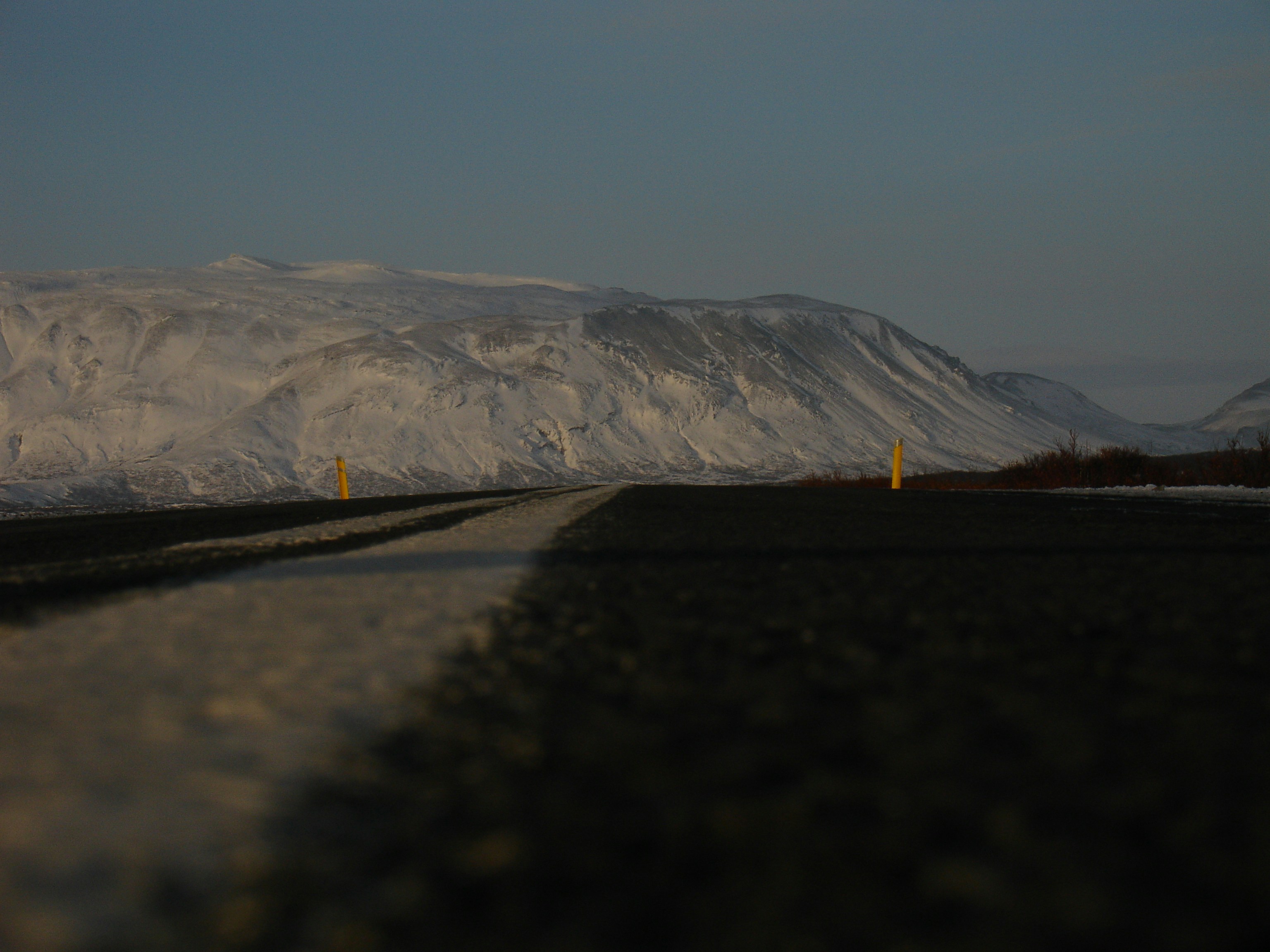 Snowbound Horizon: A Quiet Road toward Icebound Peaks