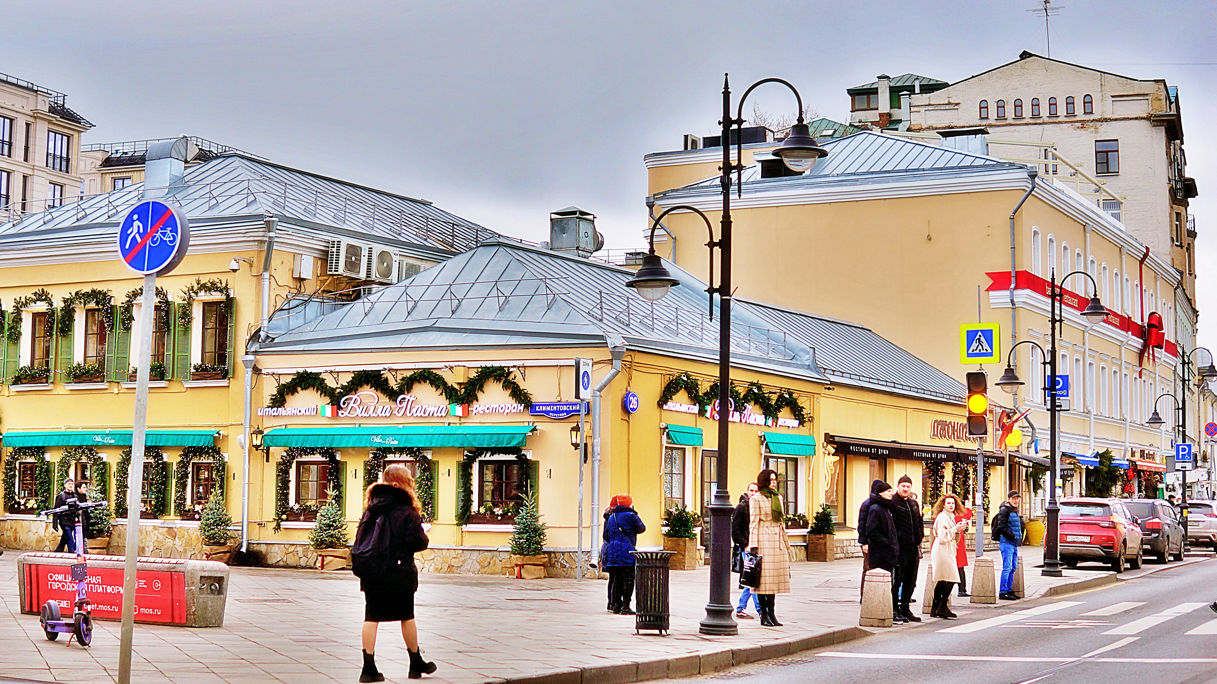 Pastel Corners and Pedestrian Pace on a European Market Street