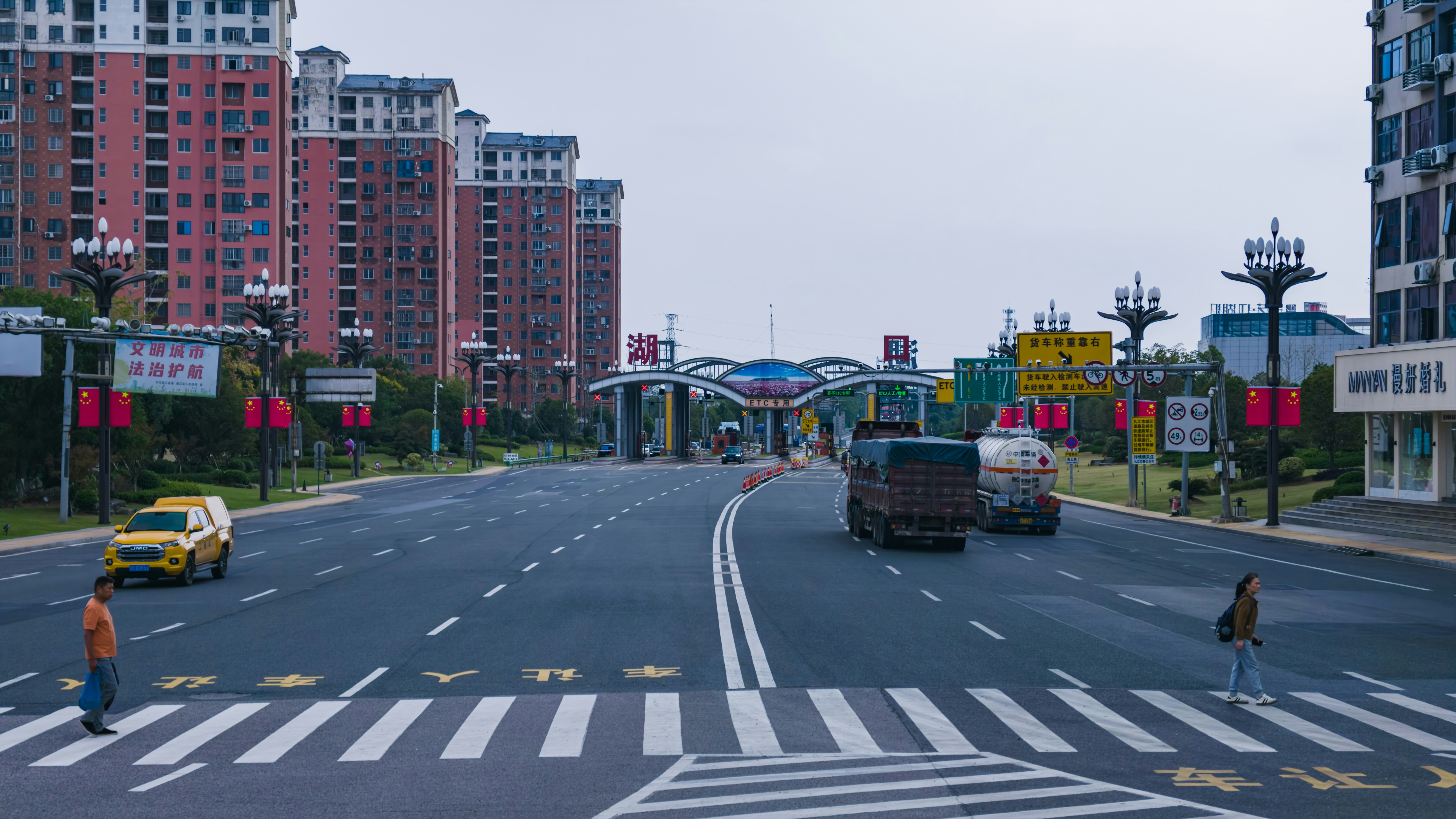 City Crossing: A Quiet Avenue Leading to the Arc of the Metro