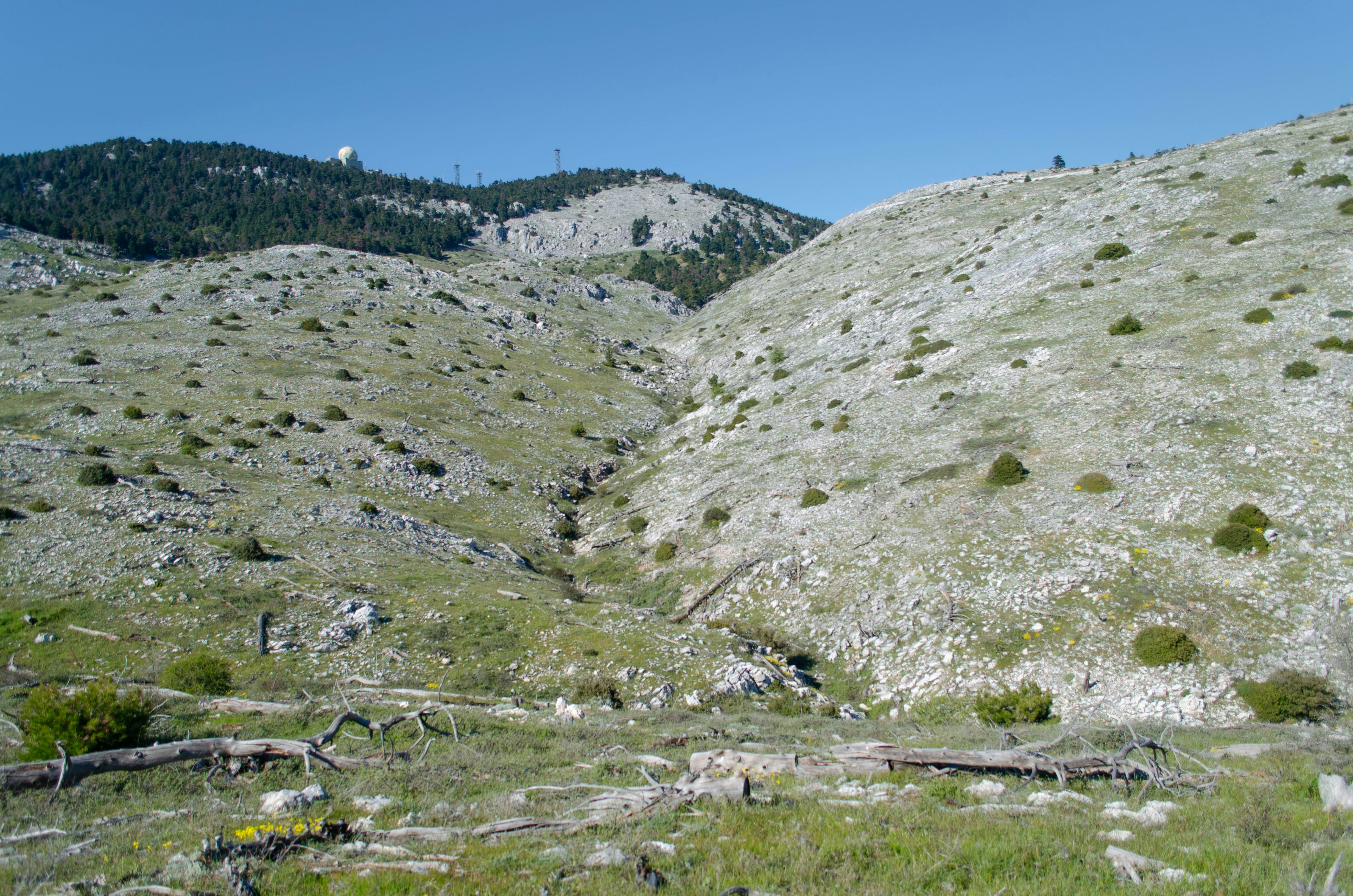Echoes of Stone and Sky: A Quiet Valley Between Hills