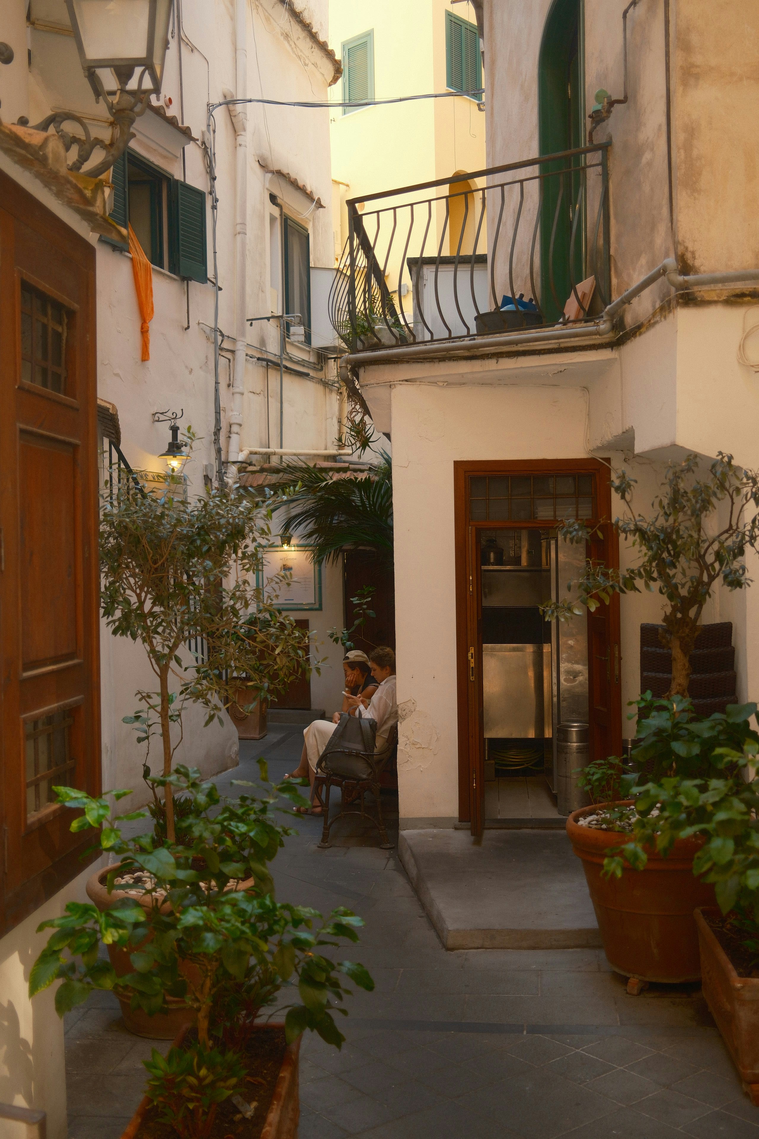 Quiet Courtyard Portrait: Daylight Dialogue in a Mediterranean Alley