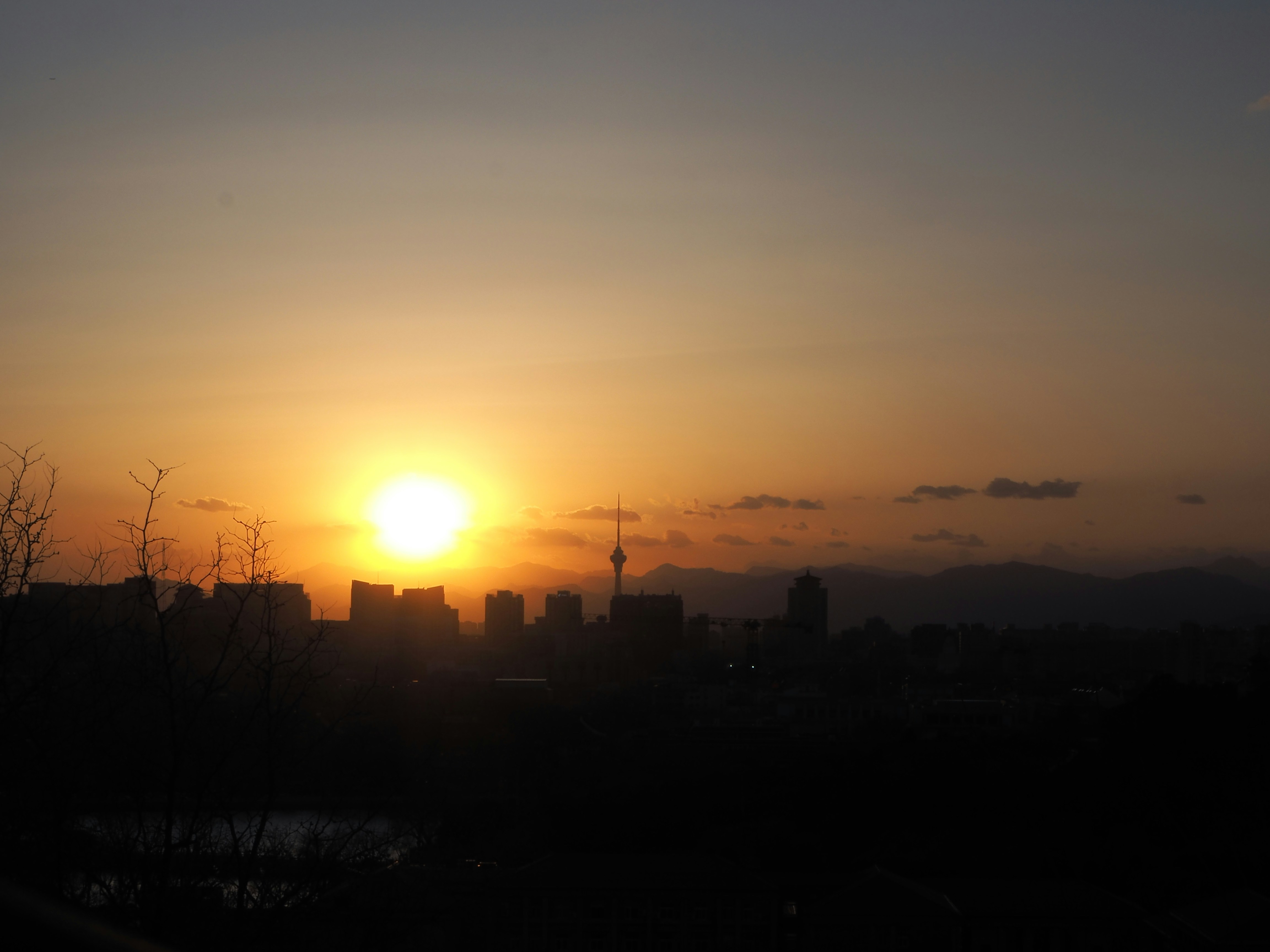 Sunset Over a Minimal Silhouette: City Skyline at Dusk