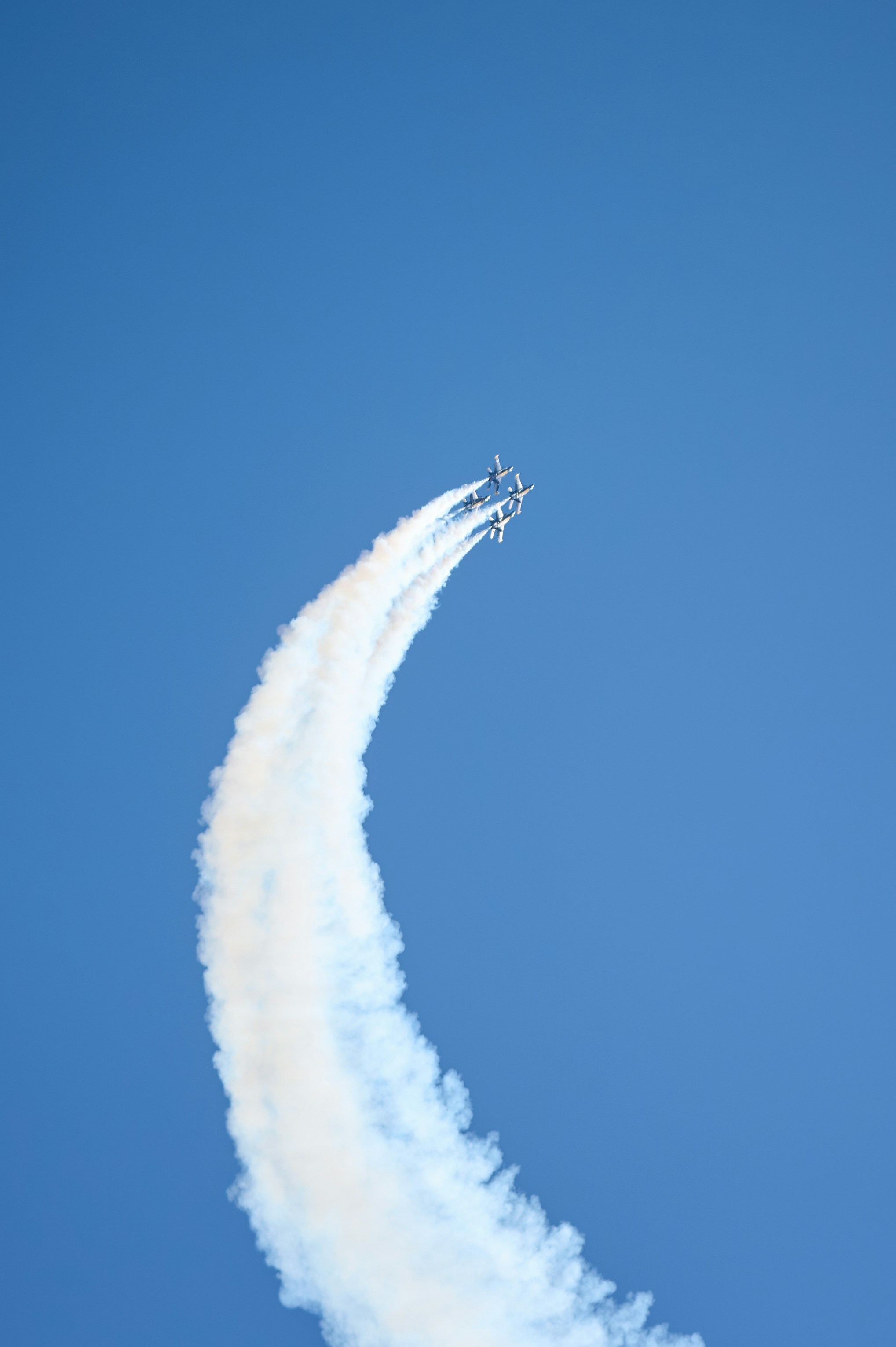 Wings of Vapor: A Duo of Jets Conquer the Sky in Seamless Spiral