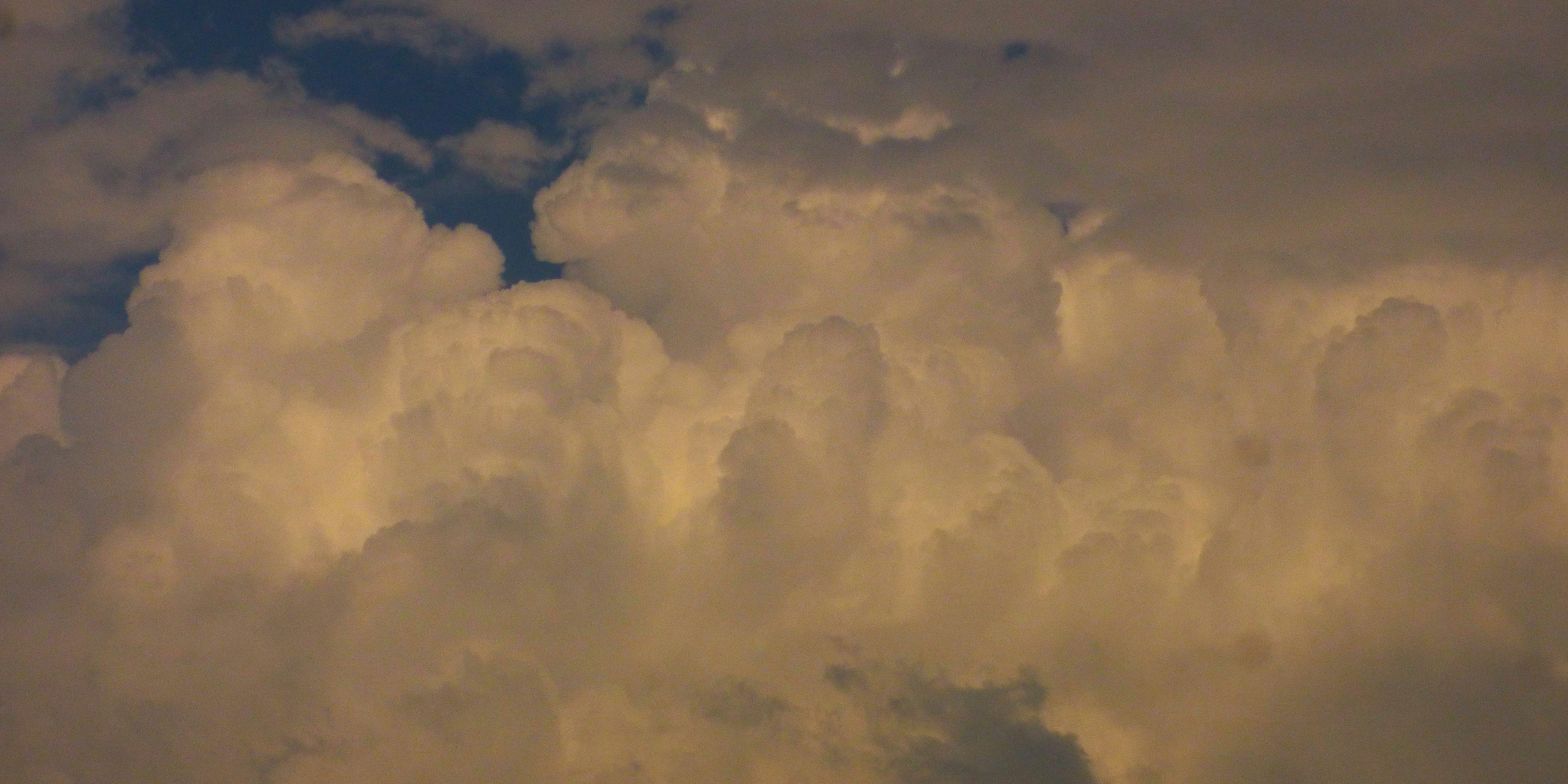 Cloudscape Core: Radiant Cumulus Above a Quiet Horizon