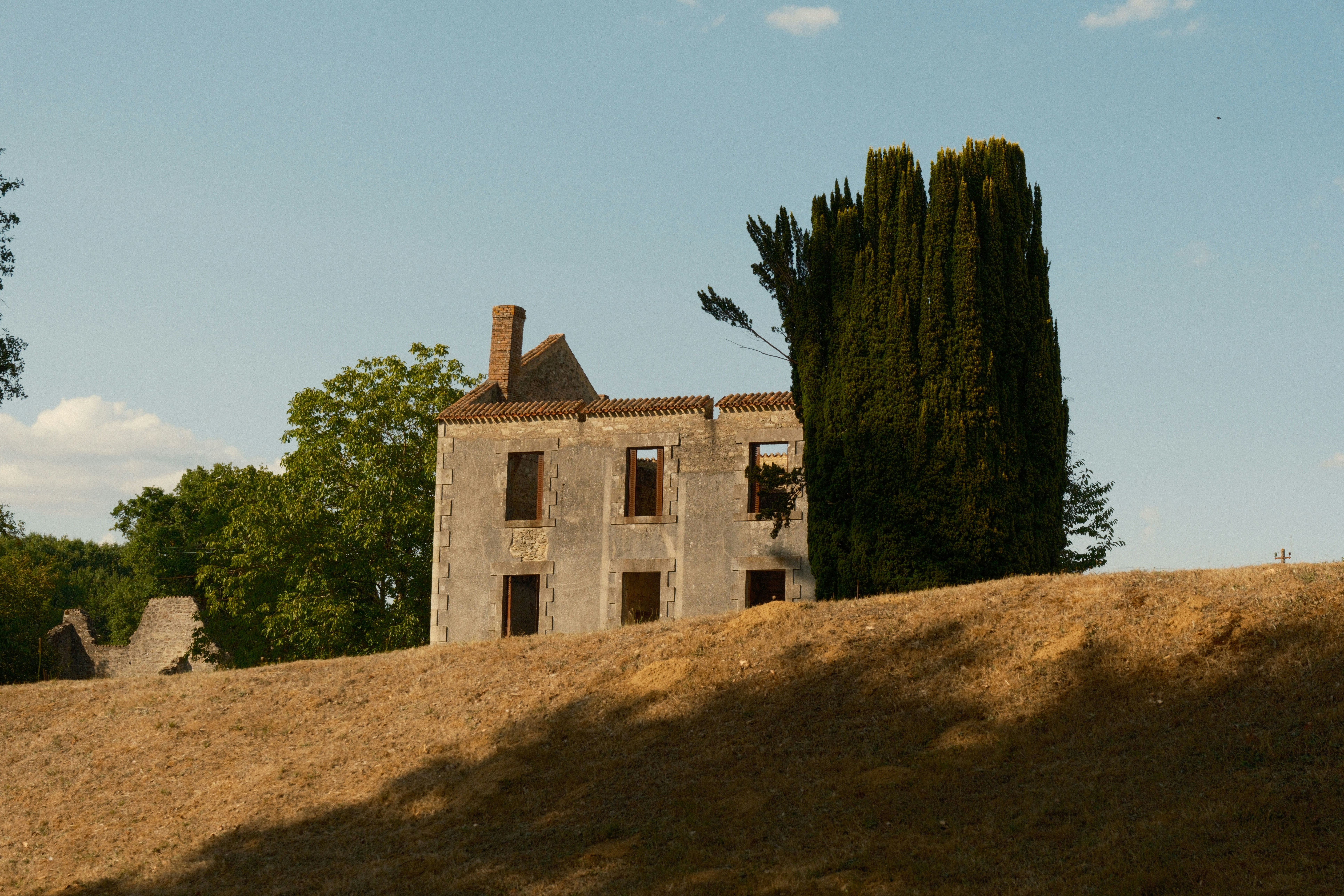 Weathered House on the Crest: A Quiet Estate Under Shaded Oaks