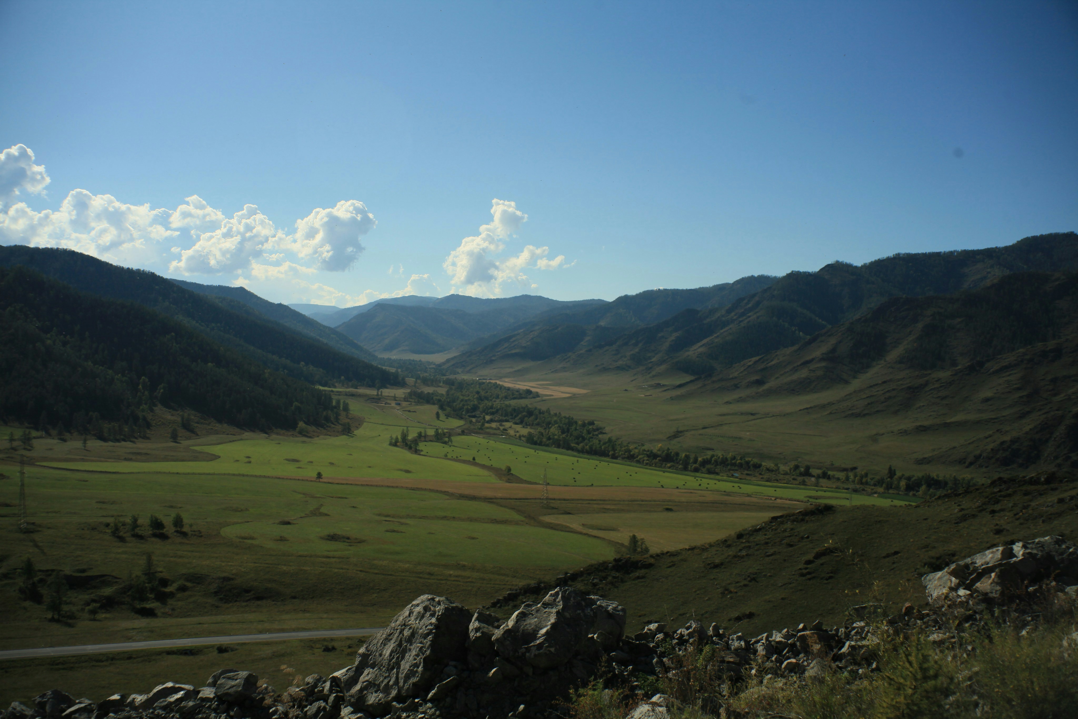 Valley in the Fold: A Quiet Horizon Over Rolling Hills