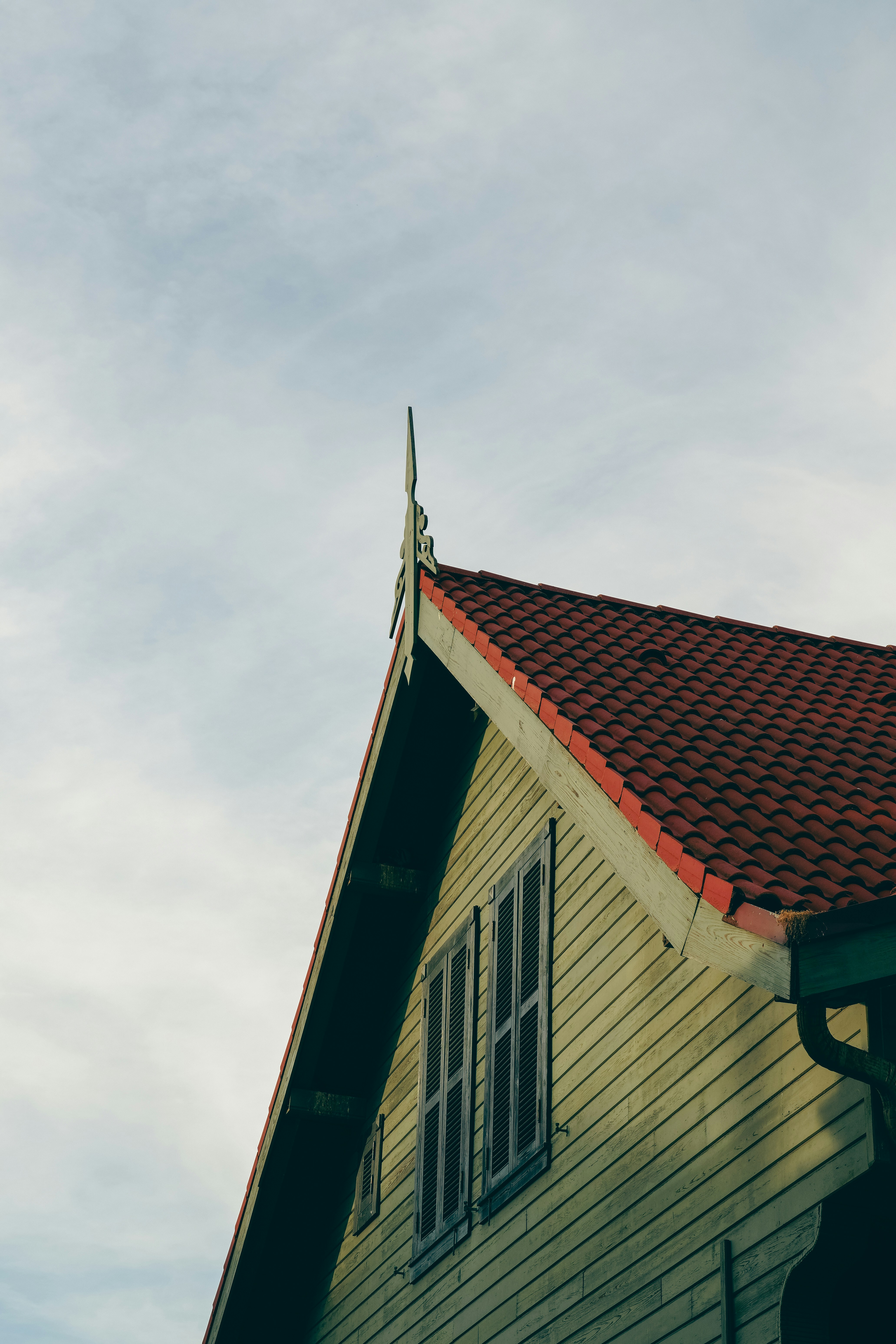 Roofline Geometry Against a Cloudy Sky