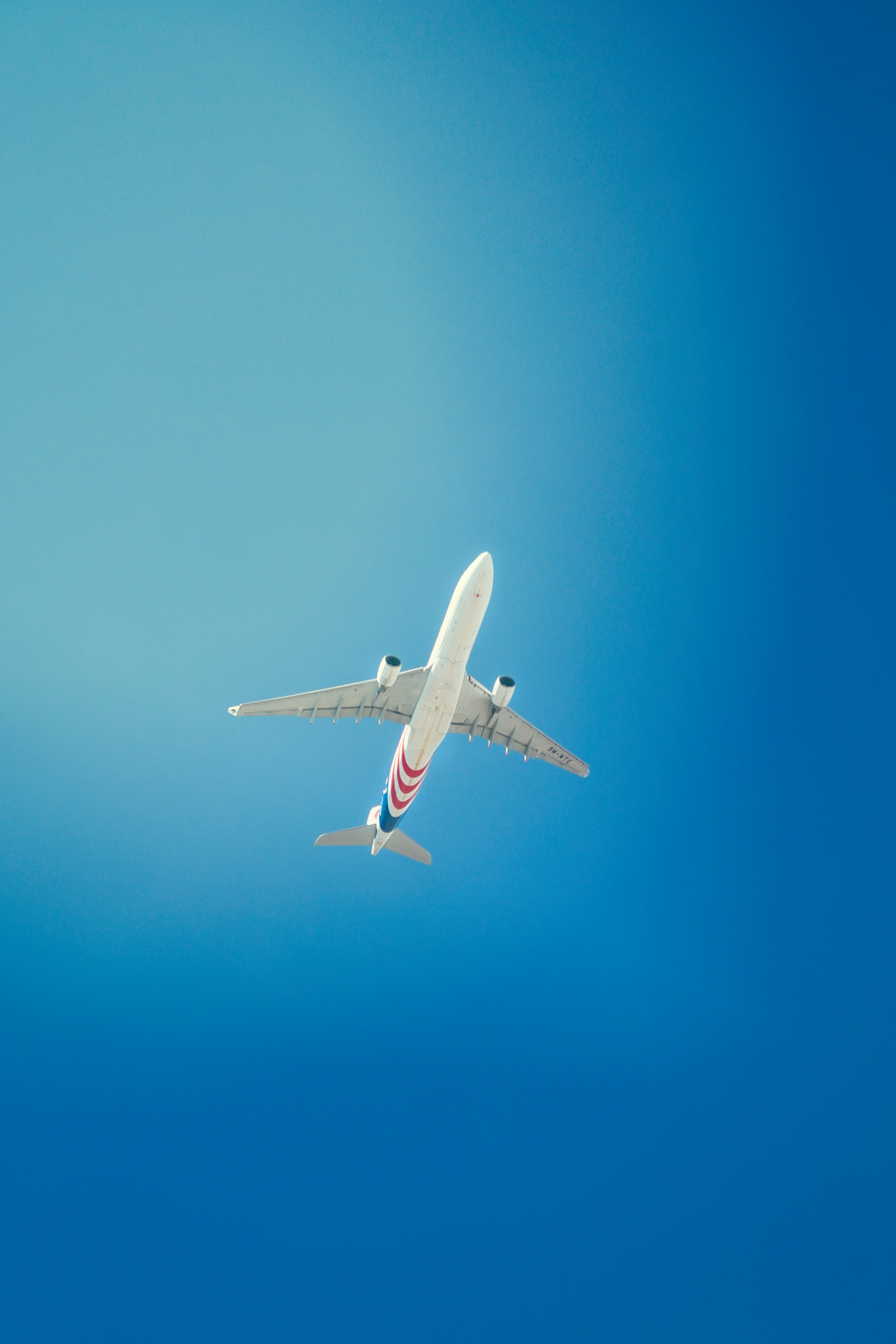 Airliner in freefall: a blue sky ascent below the wing tips