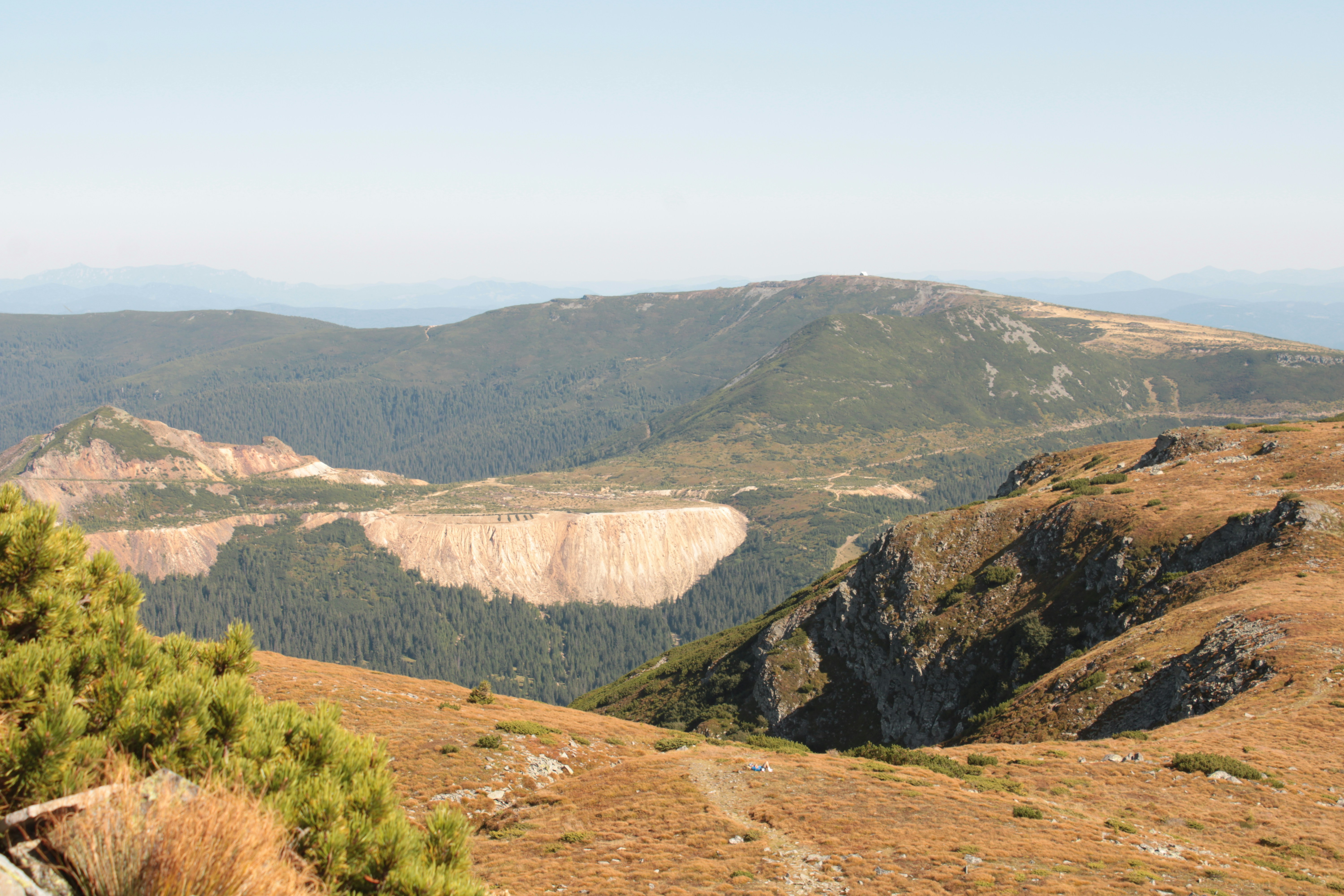 Sunlit Ridge Overlooking a Canyon: A Quiet Panorama from the Peak