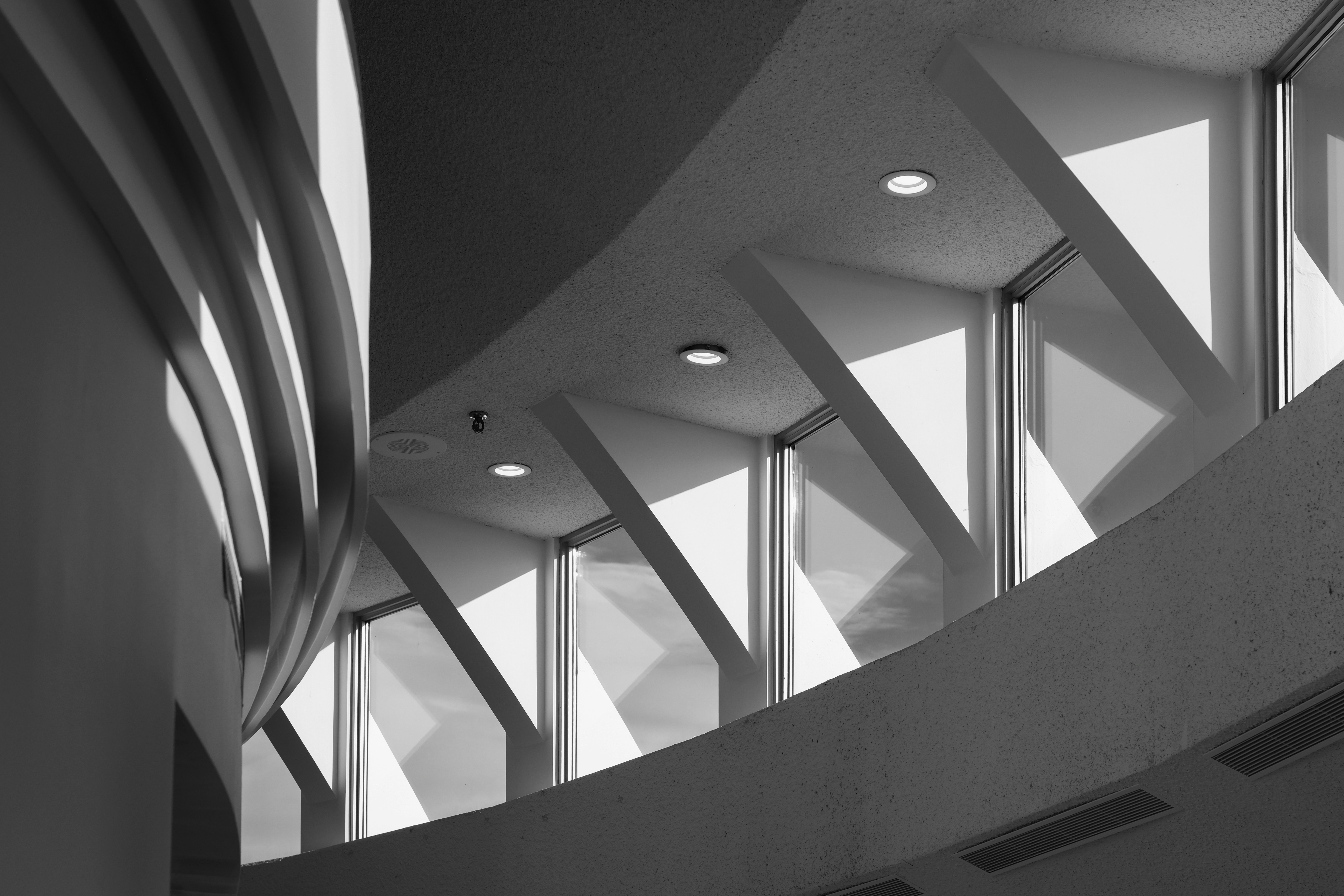 Angular Light Trusses: A Play of Shadows in Concrete Archways
