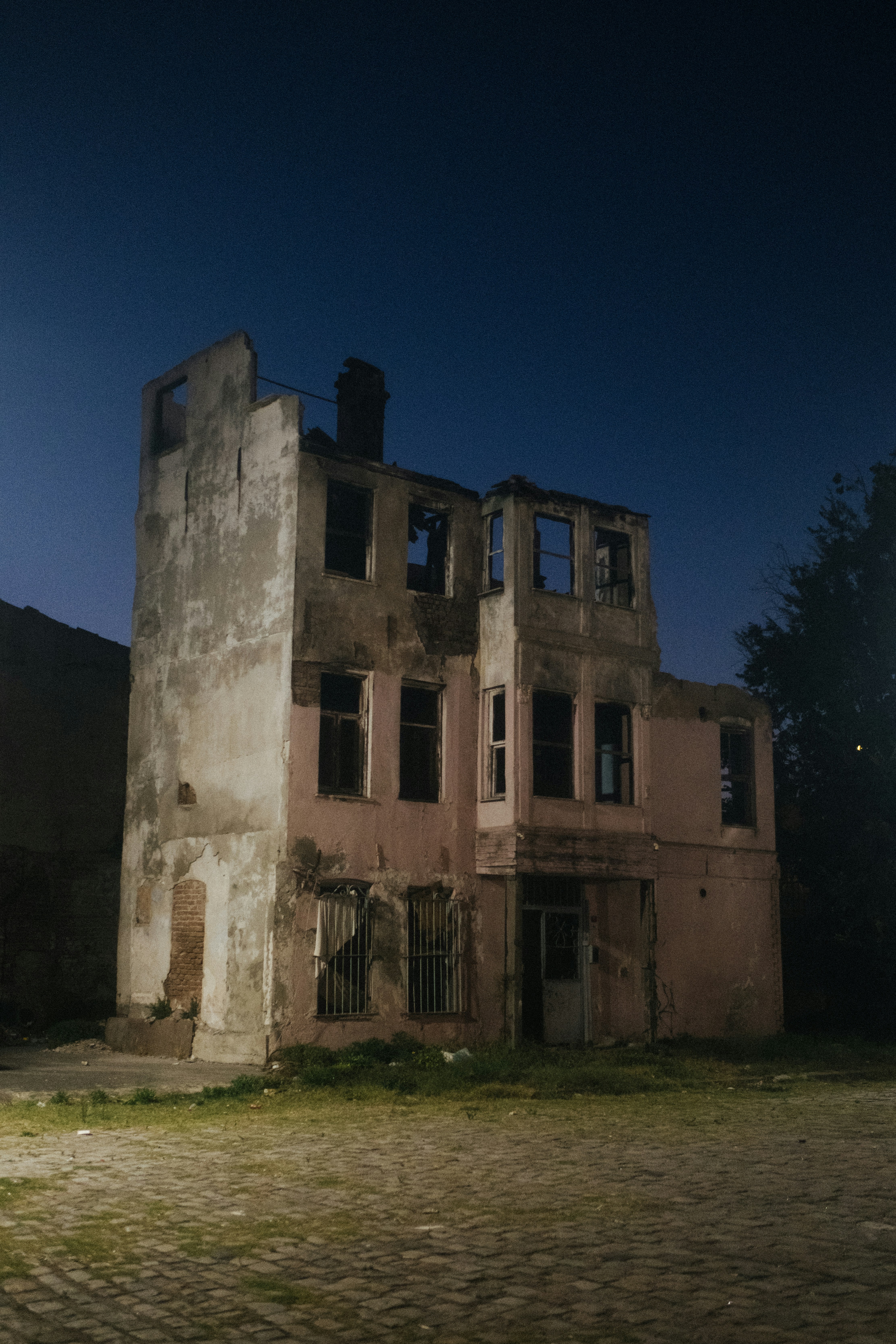 Ruined House at Twilight: A Silent Test of Time and Texture