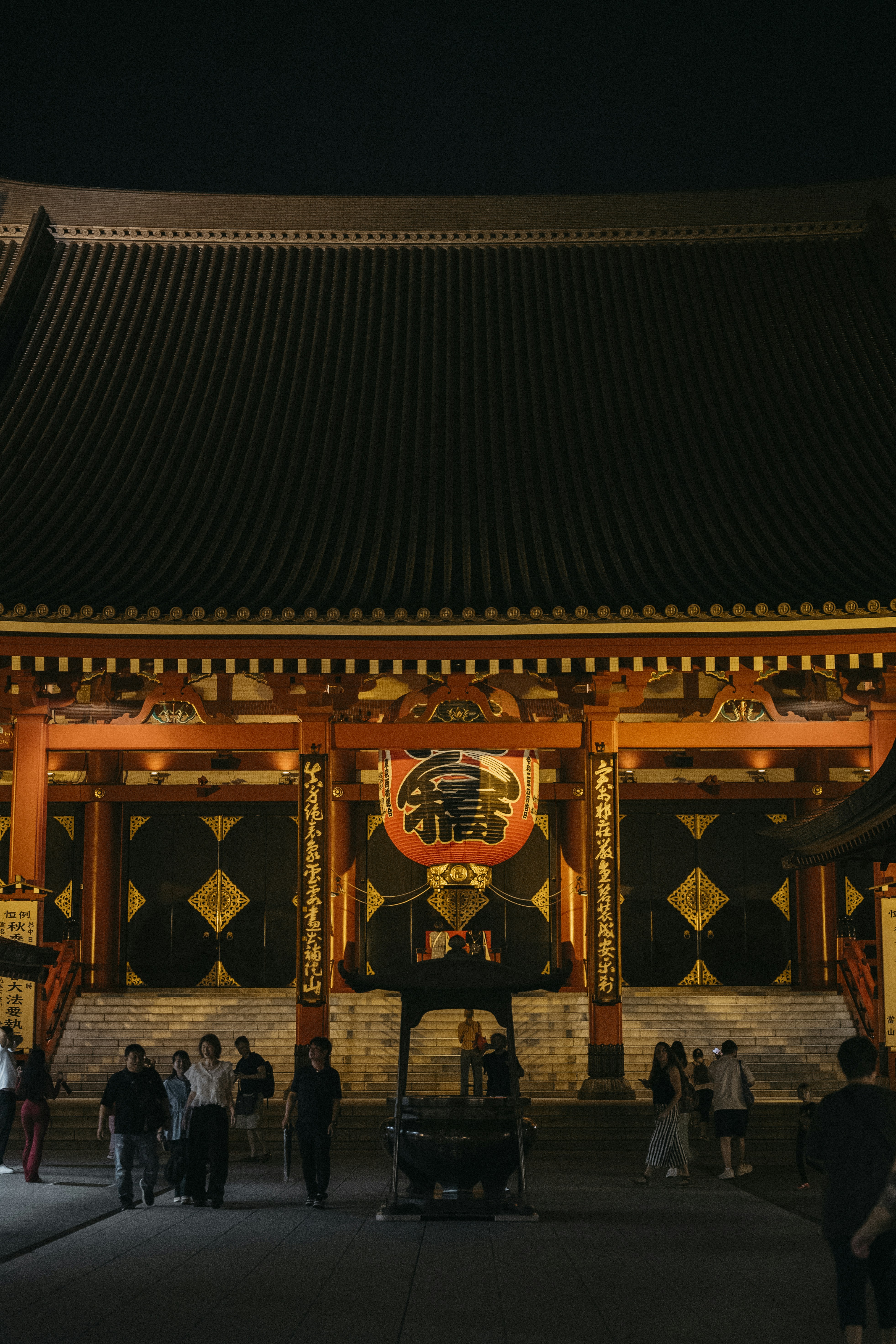 Night Lantern Gate: The Center of Quiet Beneath the Temple Roof