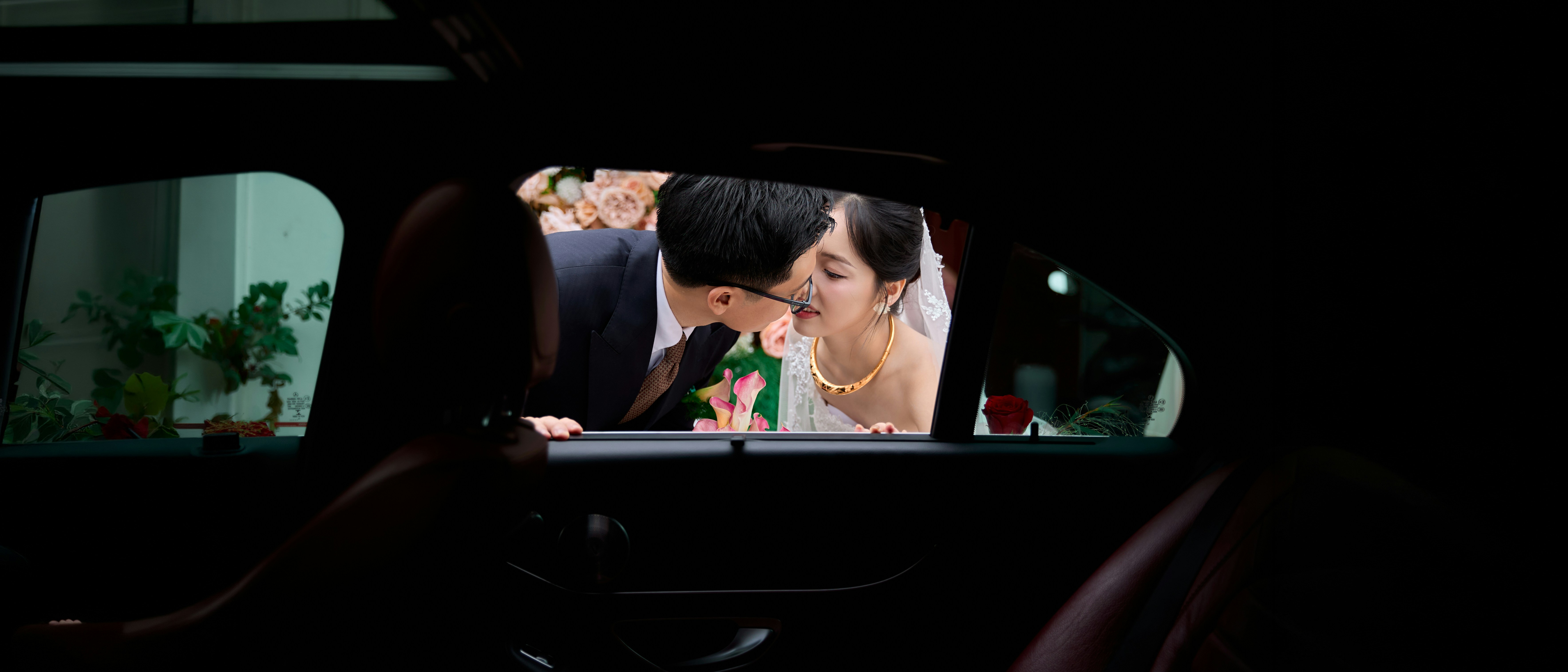 Kiss Behind the Car Window: A Quiet Moment Framed by Silence