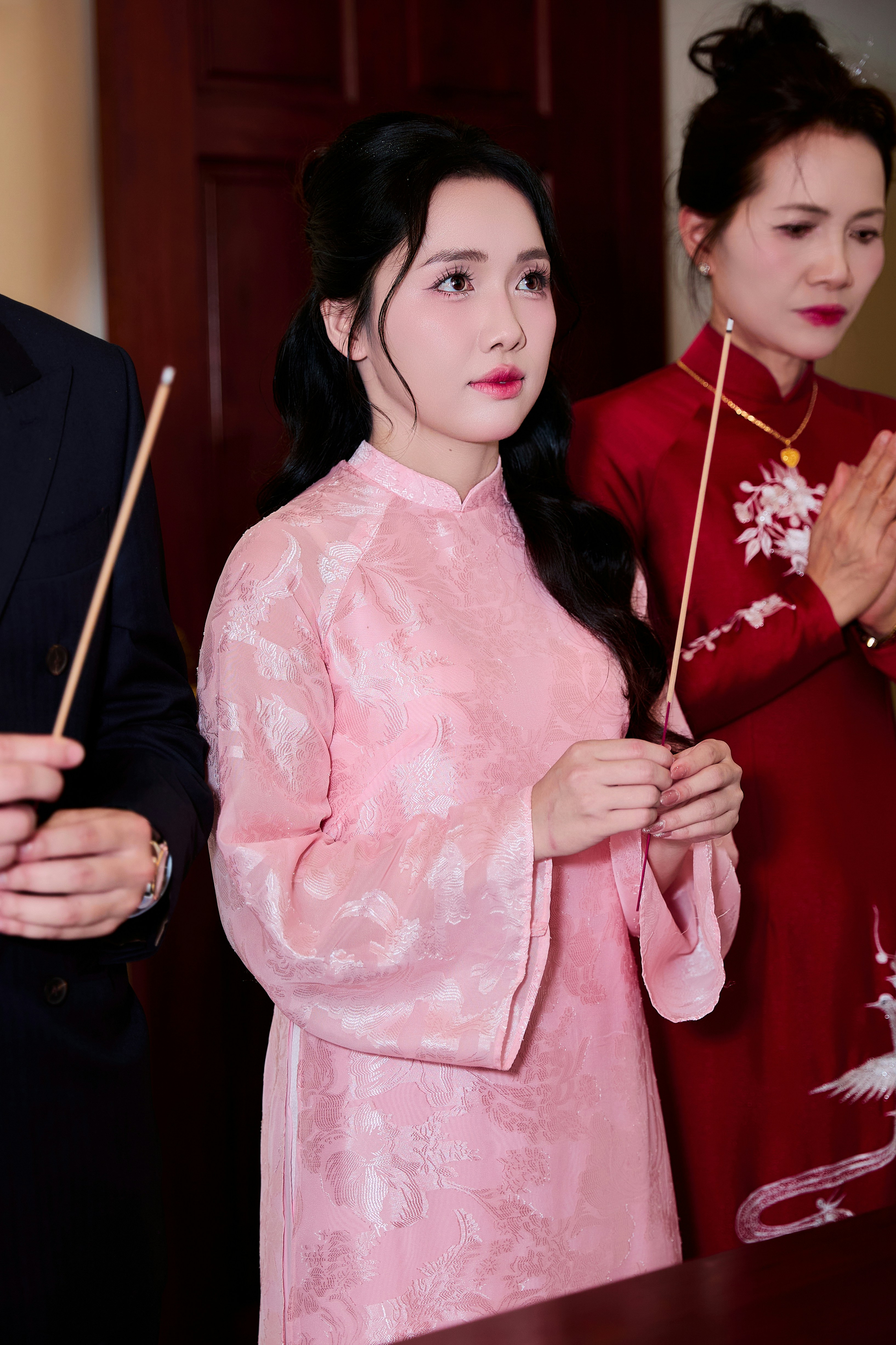 Soft Pink Grace: A Moment of Quiet Ceremony
