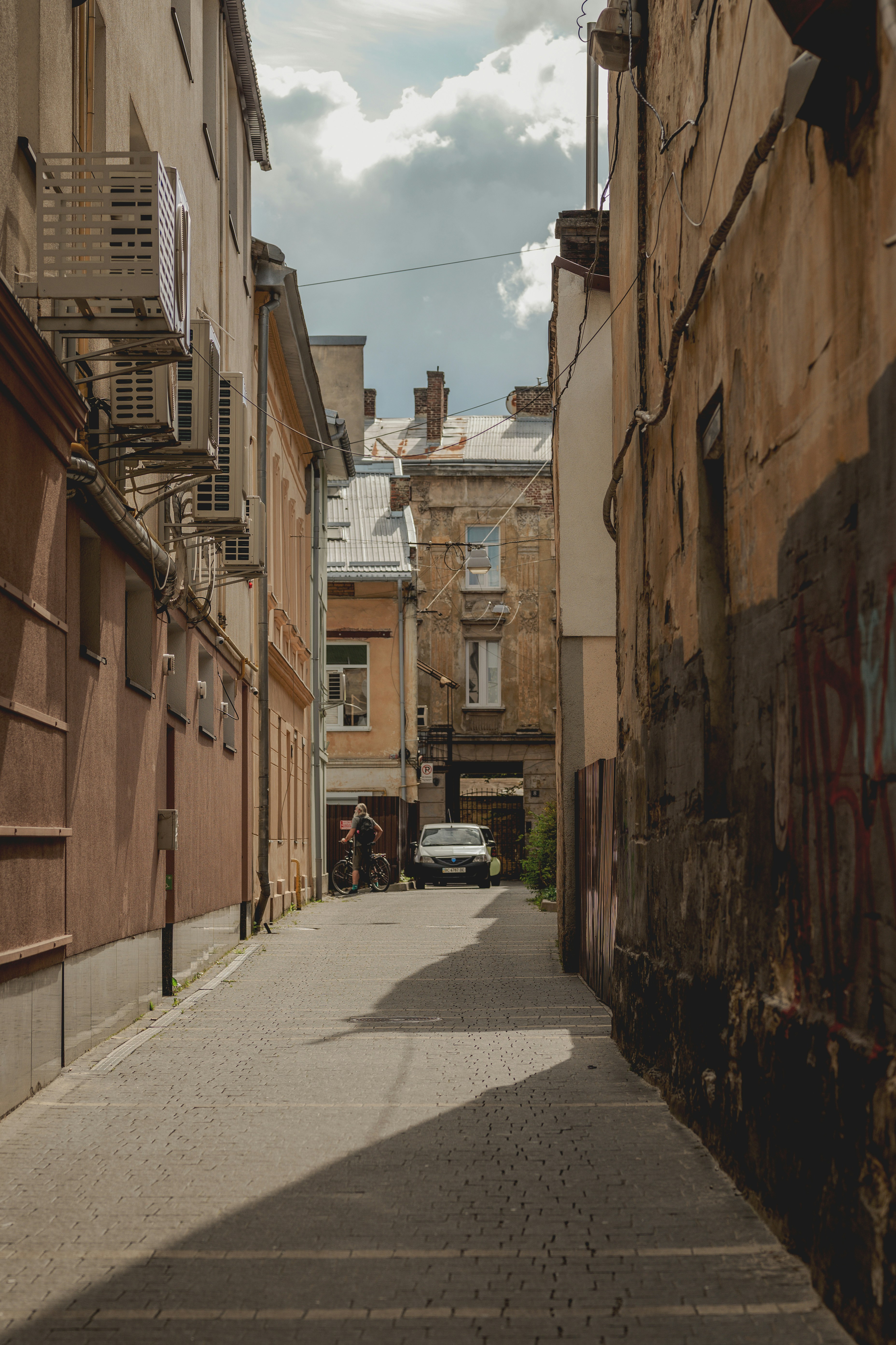 Narrow City Lane Leads the Eye to a Quiet Comeback