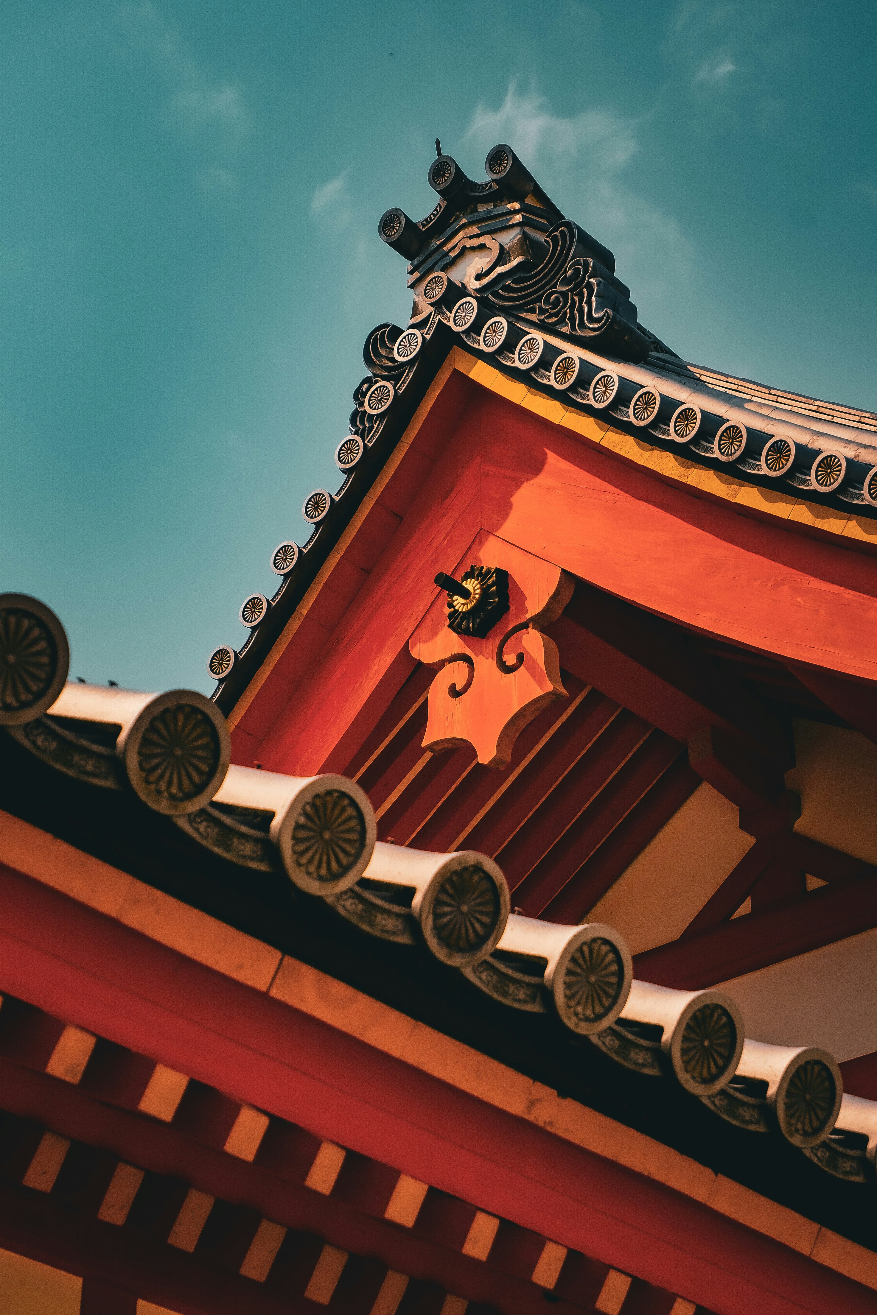 Curves of Tradition: A Roofline’s Bold, Painted Edge