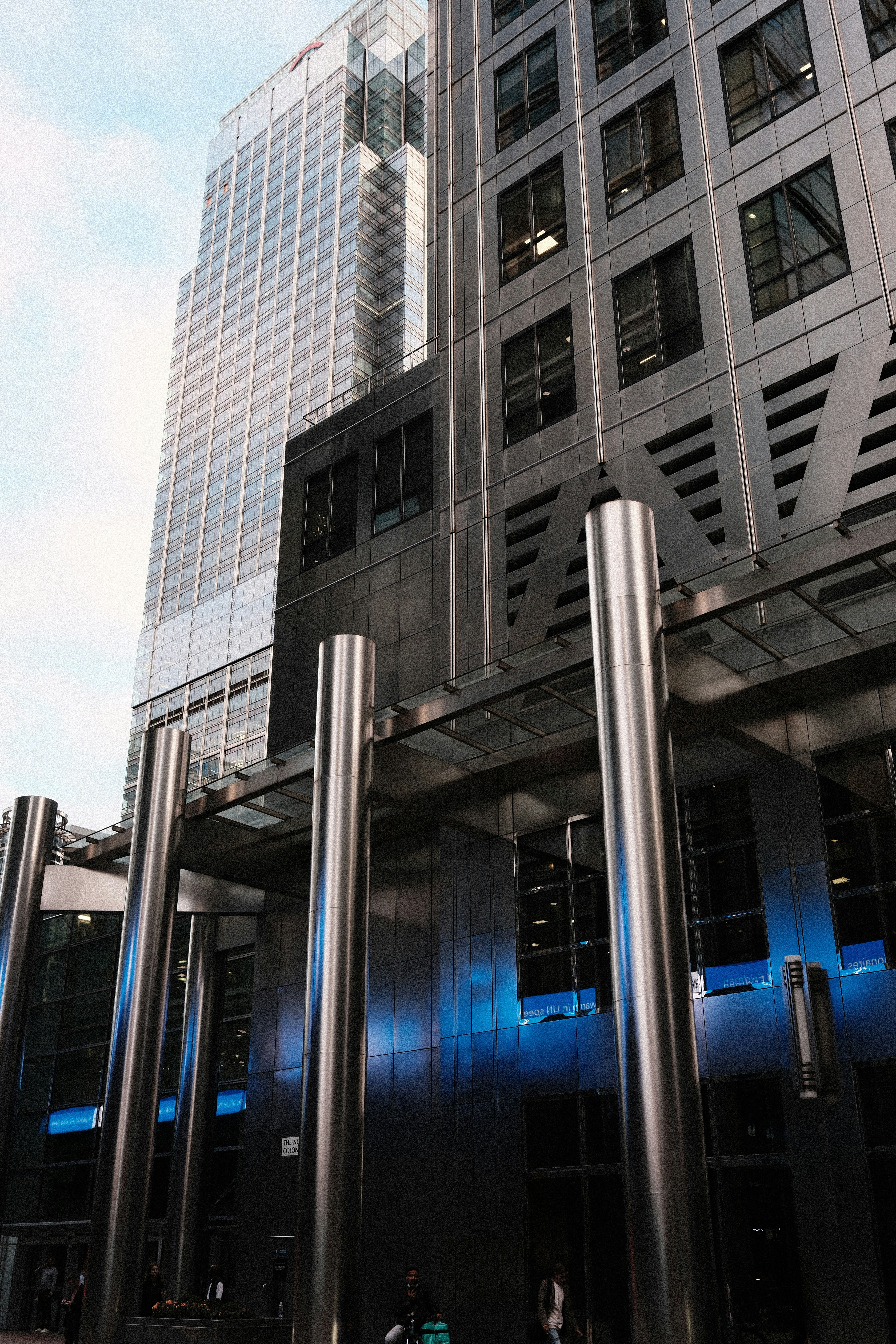 Jet-Polished Towers: A Street-Level View of Modern Steel and Glass