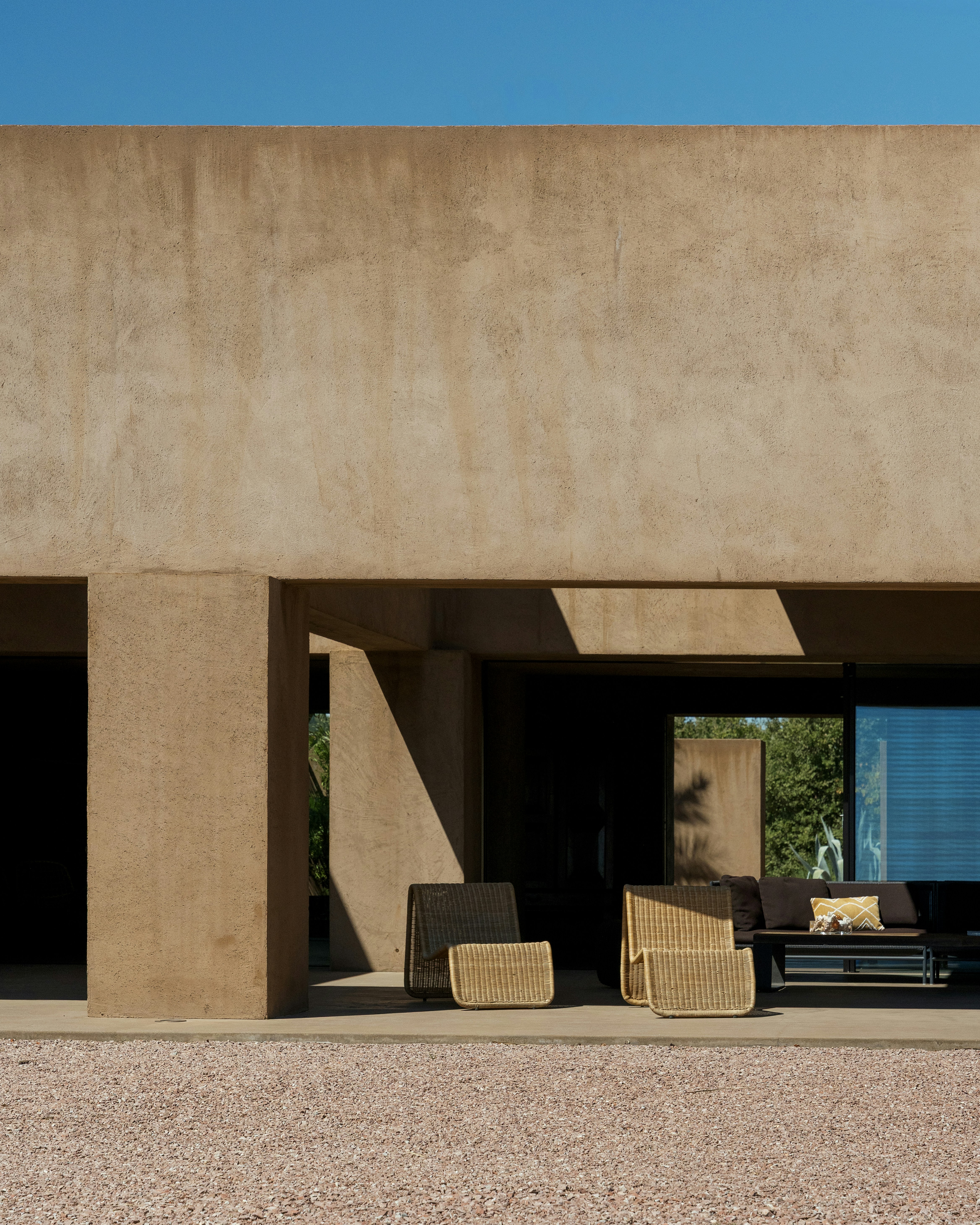 Desert-modern Terrace: Concrete Geometry and Shaded Lounge