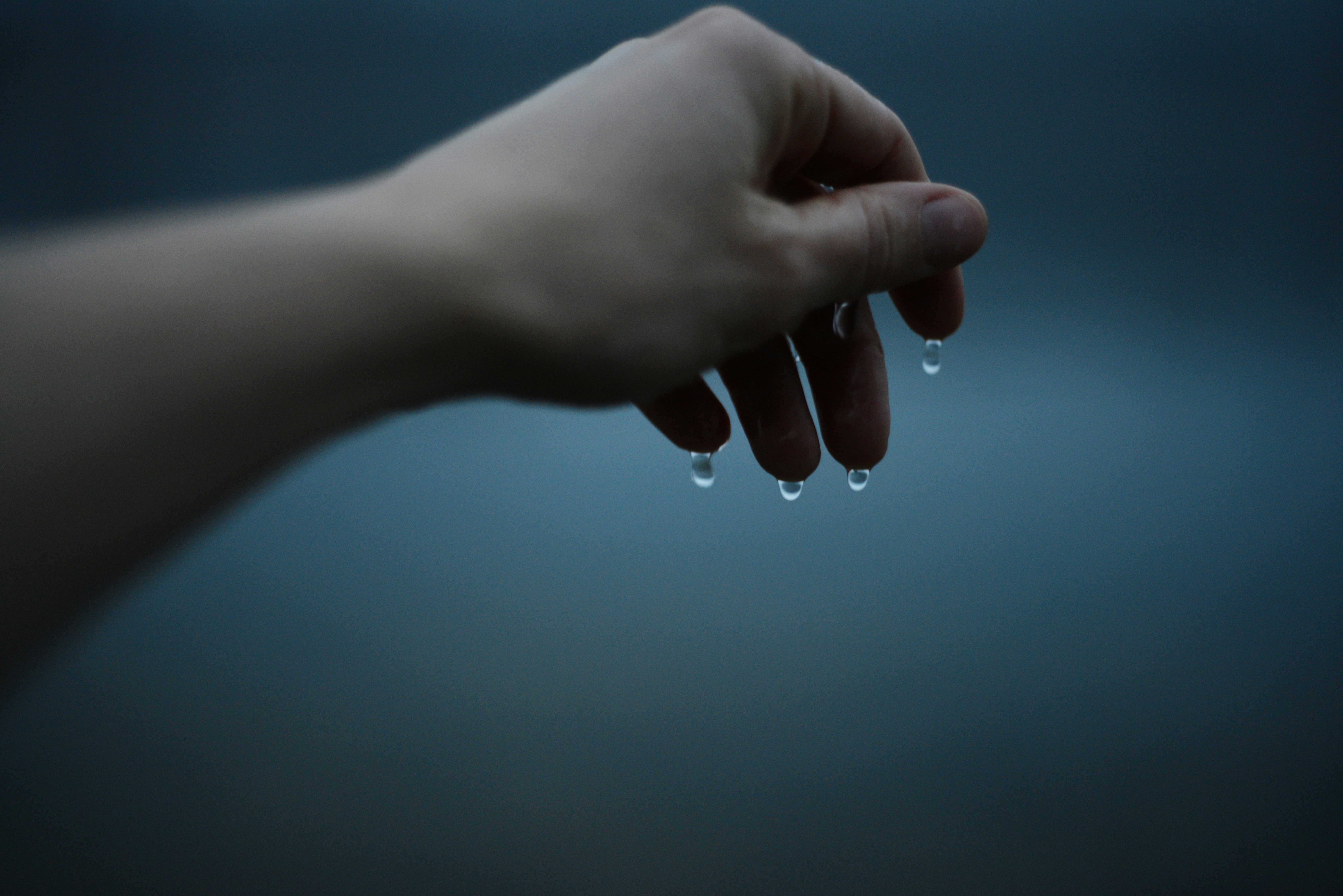 Droplet Ballet: A Handlet of Tiny Mirrors