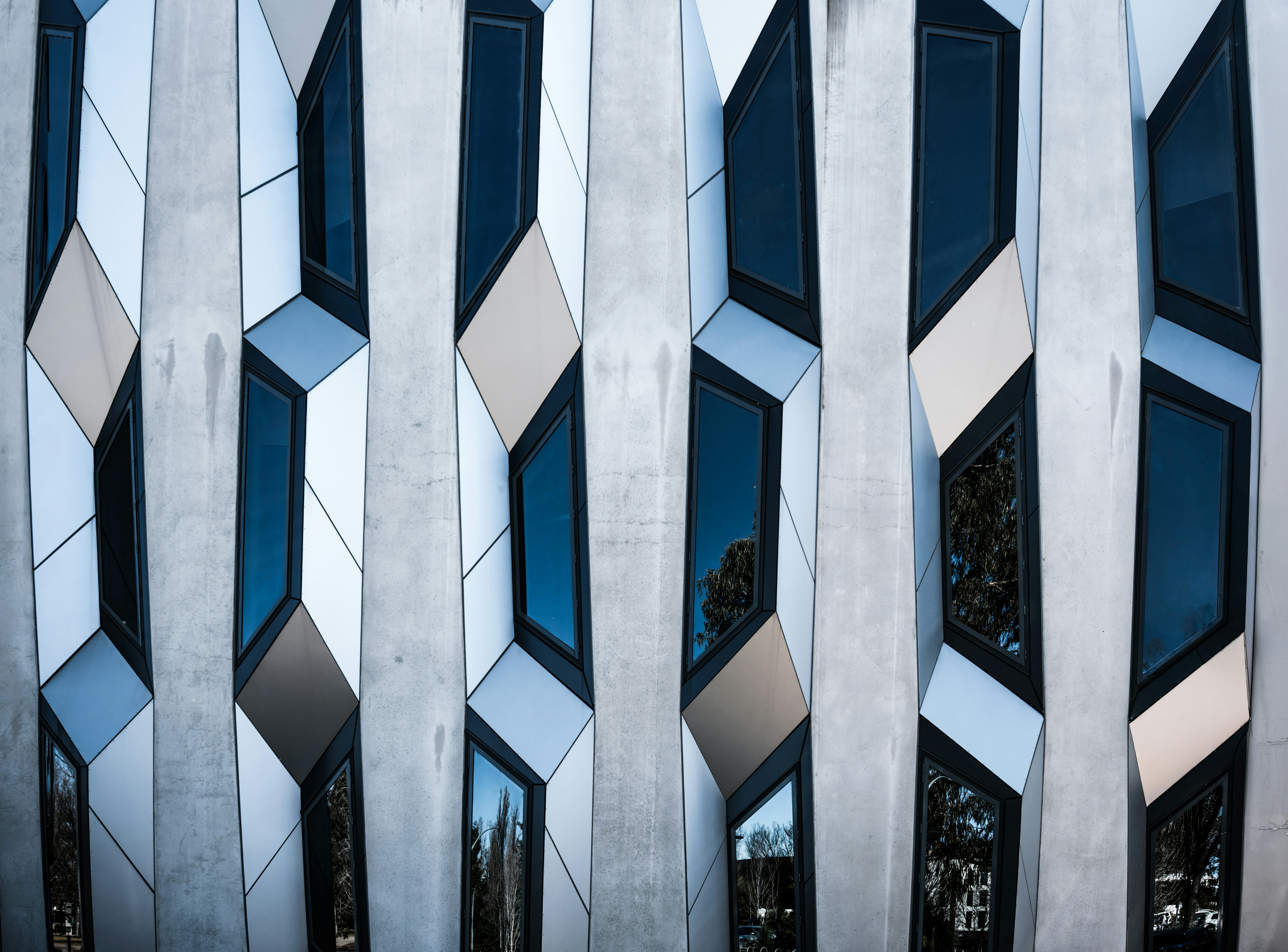 Angle of Glass: Faceted Facade in Repeating Light