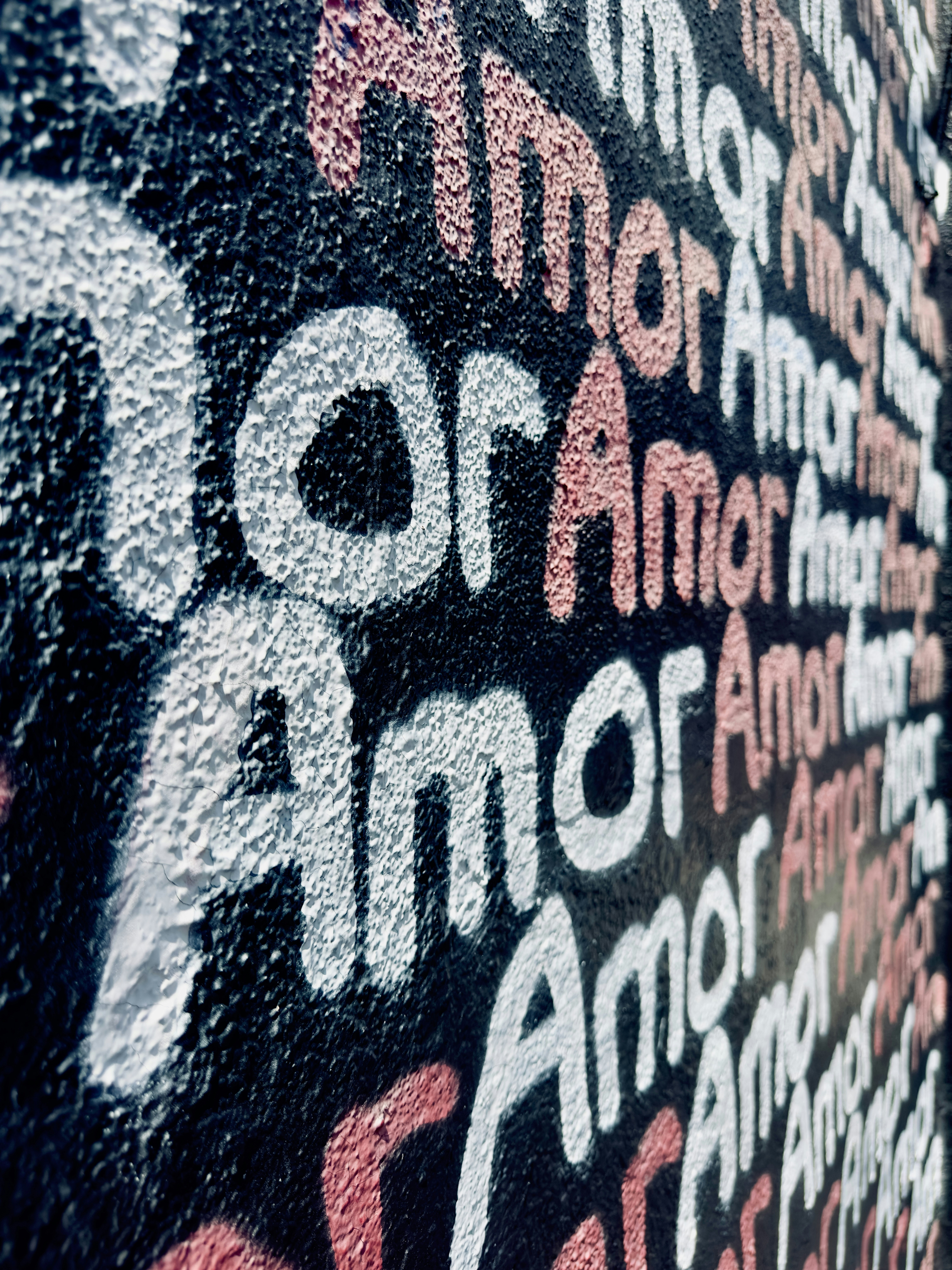 Graffiti Echoes: The Repetition of Amour Across the Wall