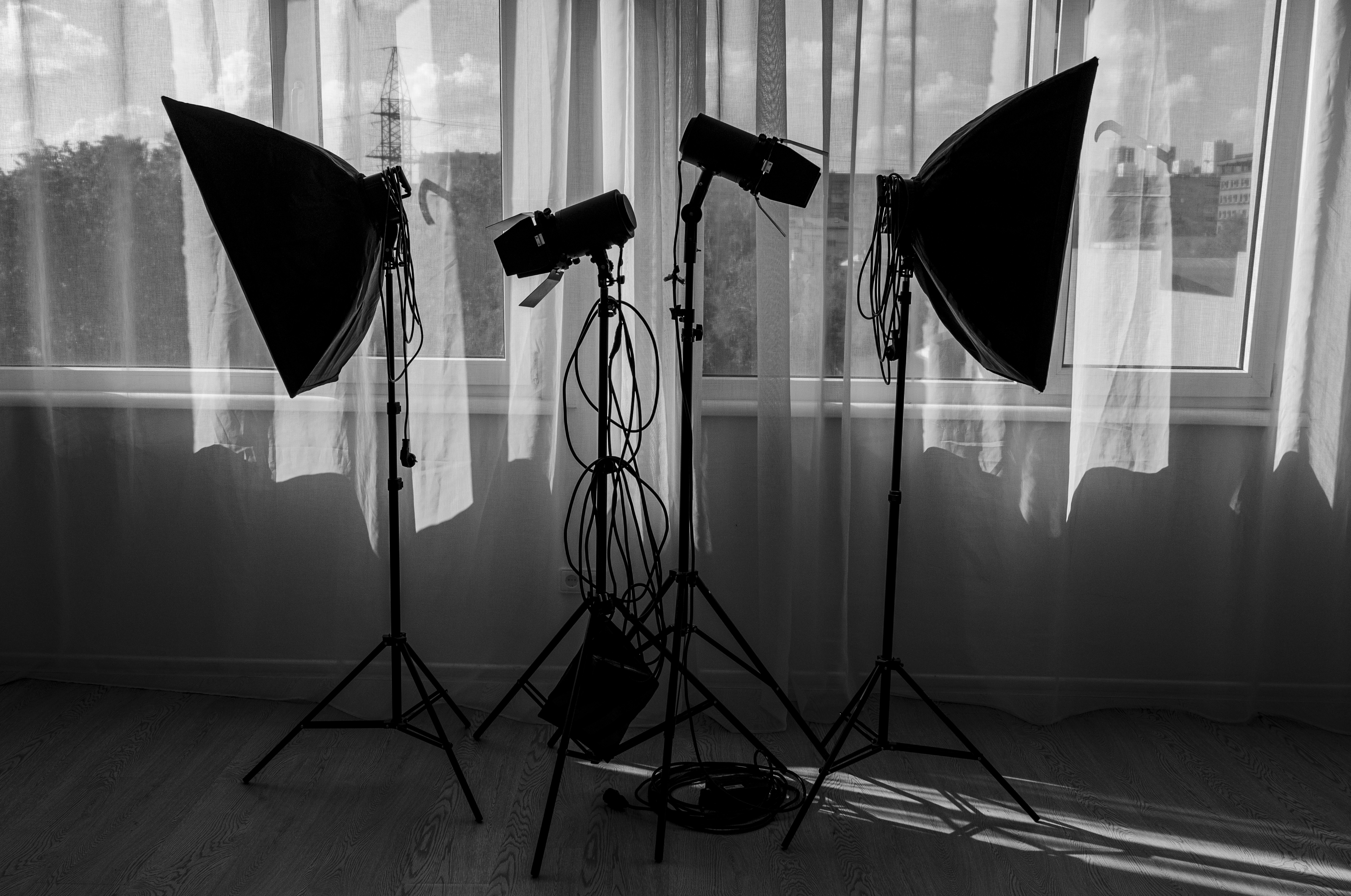Triad of Lights: A Quiet Studio Setup in Silent Focus