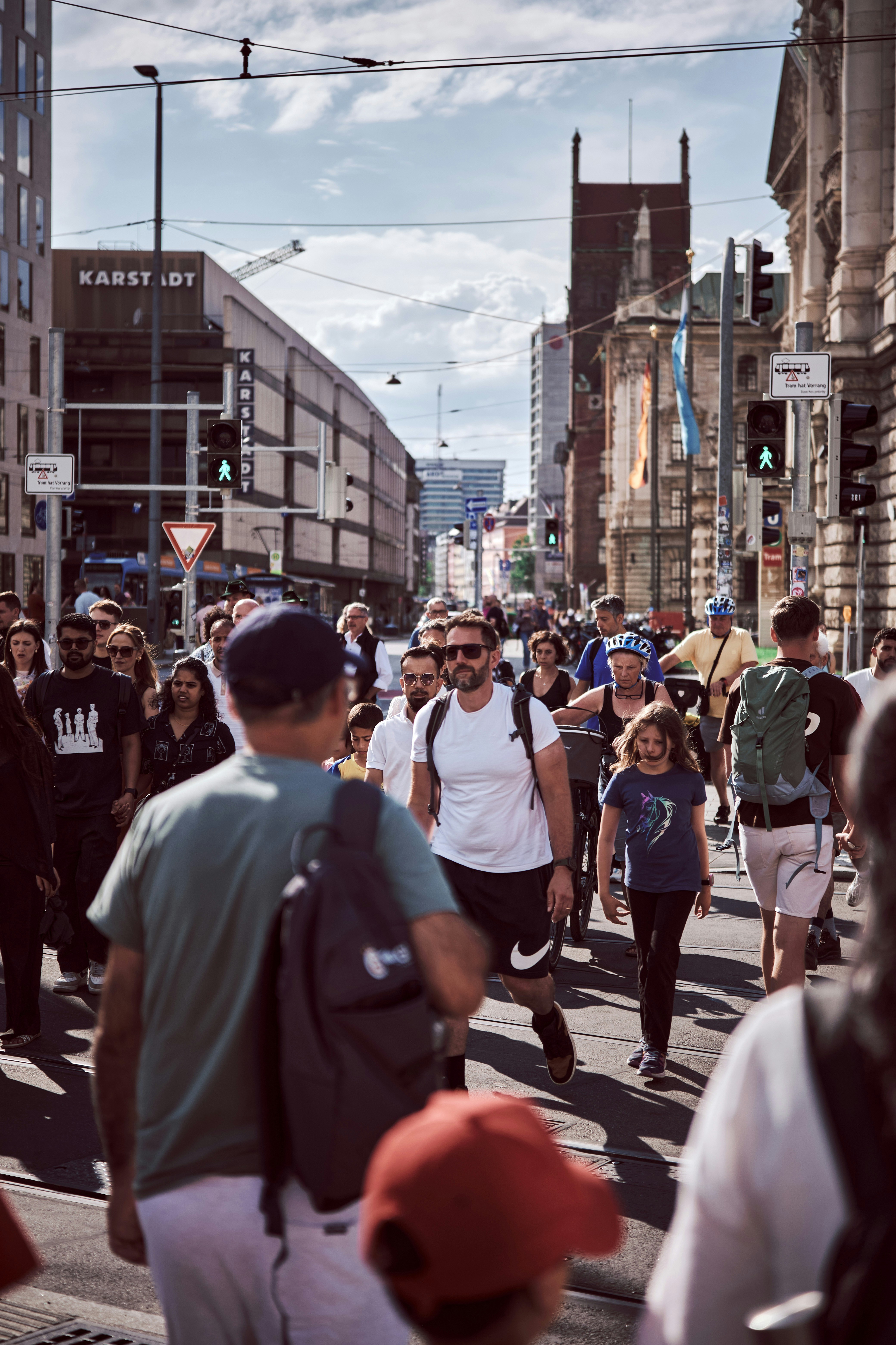 Crosswalk Pulse: City Crowd at a Busy Junction