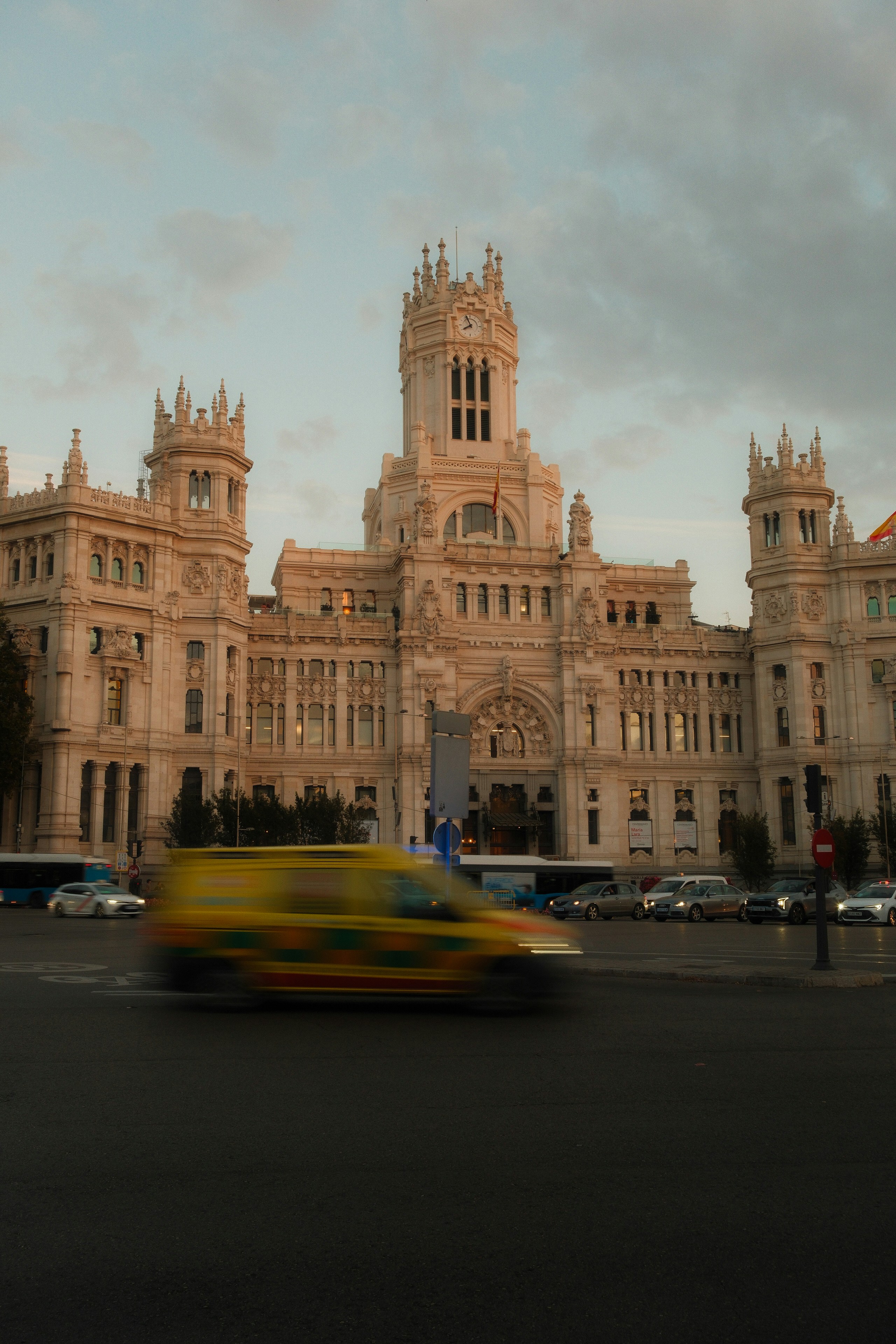 Velocità in facciata: taxi in front of the grand palace