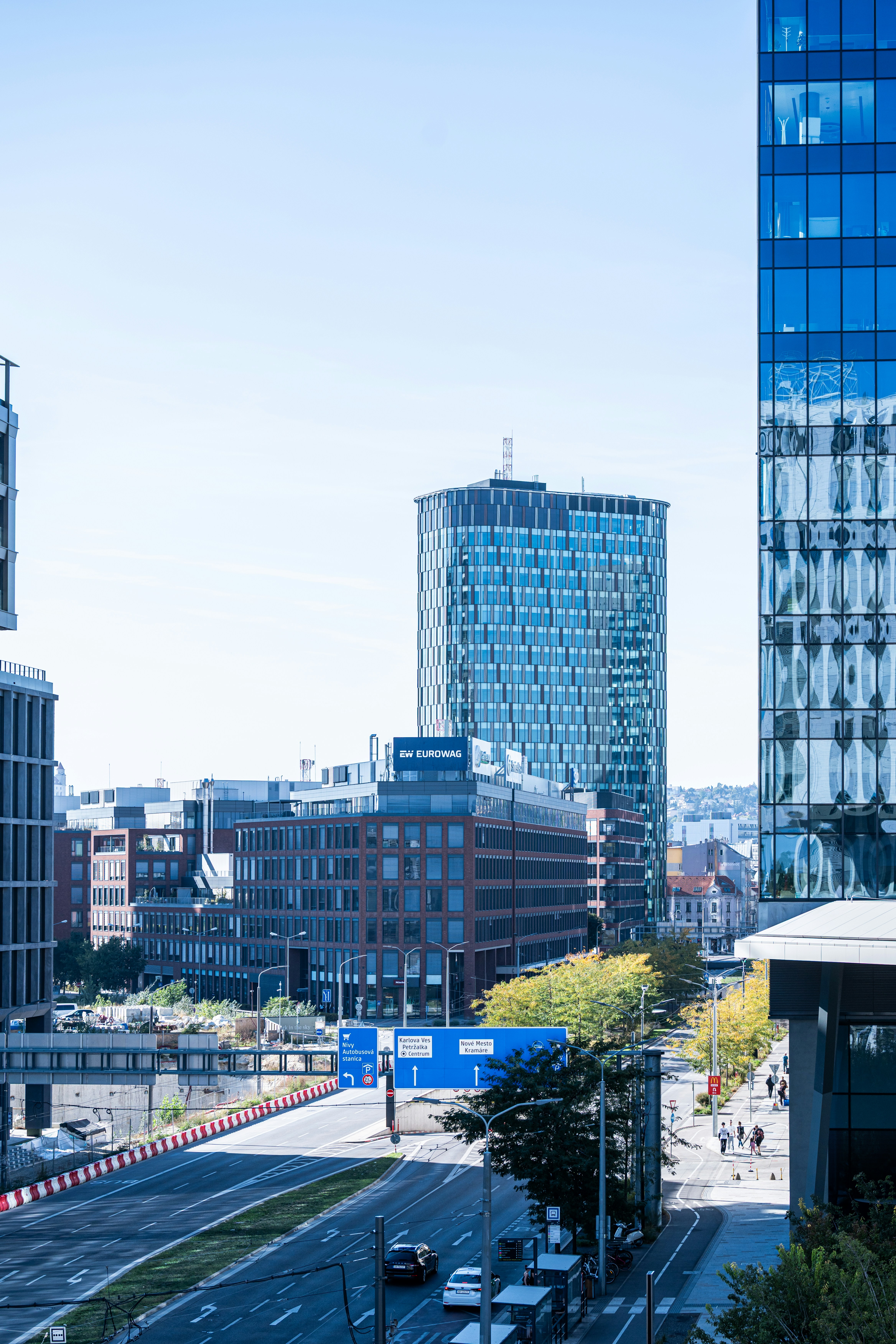 Skyline Thread: A Vertical City Arc Between Glass Facades